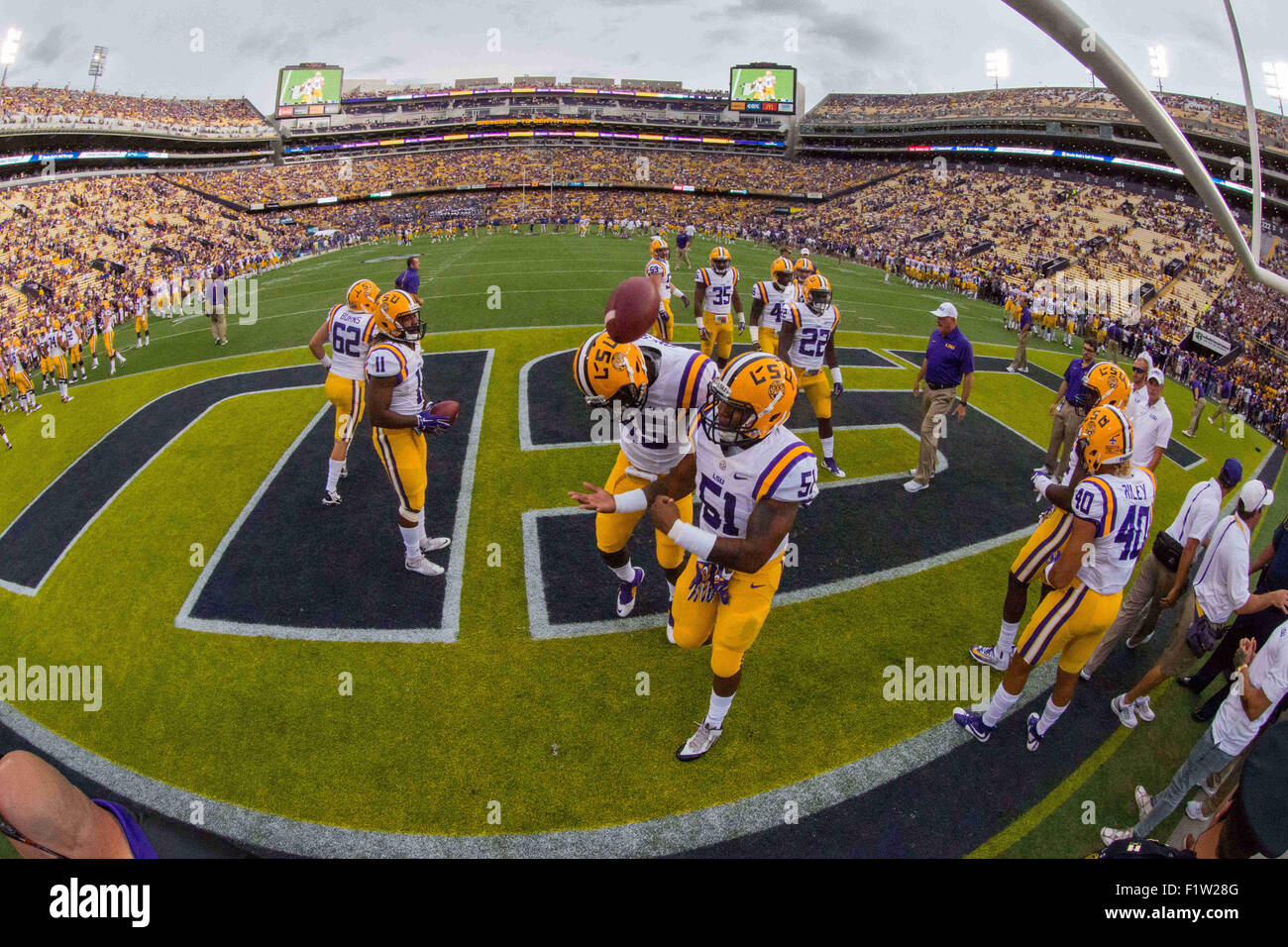 Delay. 5th Sep, 2015. LSU Tigers linebacker Jonathan Rucker (51) warms ...