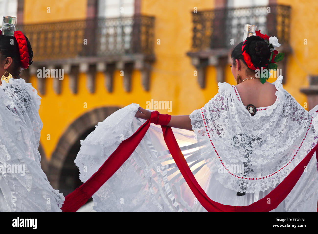 Folk dance mexico hi-res stock photography and images - Alamy