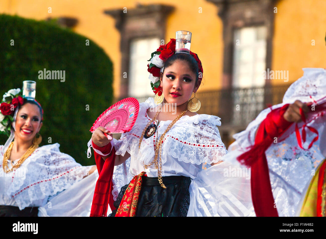 Folk dance mexico hi-res stock photography and images - Alamy