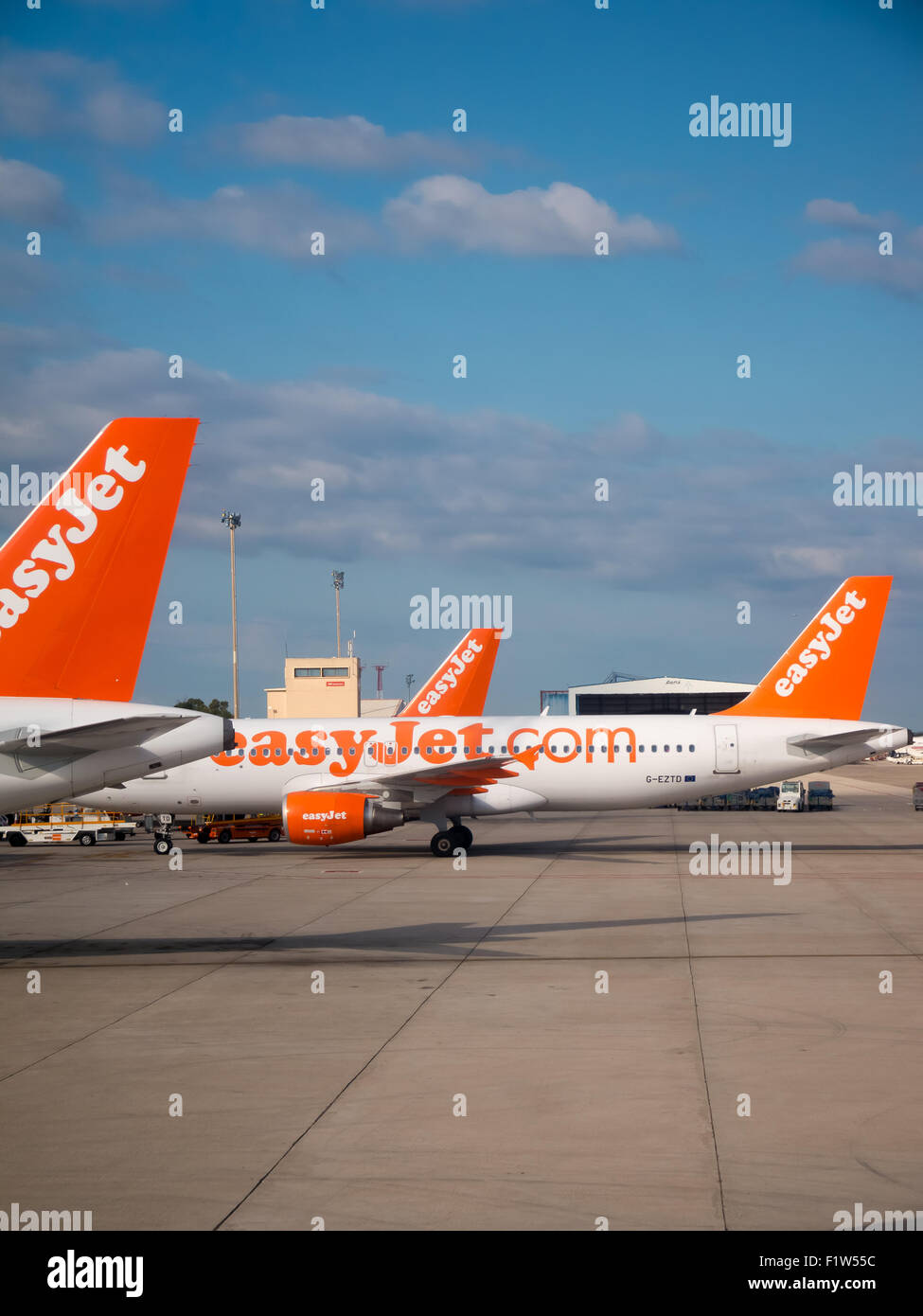 Parked easyjet aircraft hi-res stock photography and images - Alamy