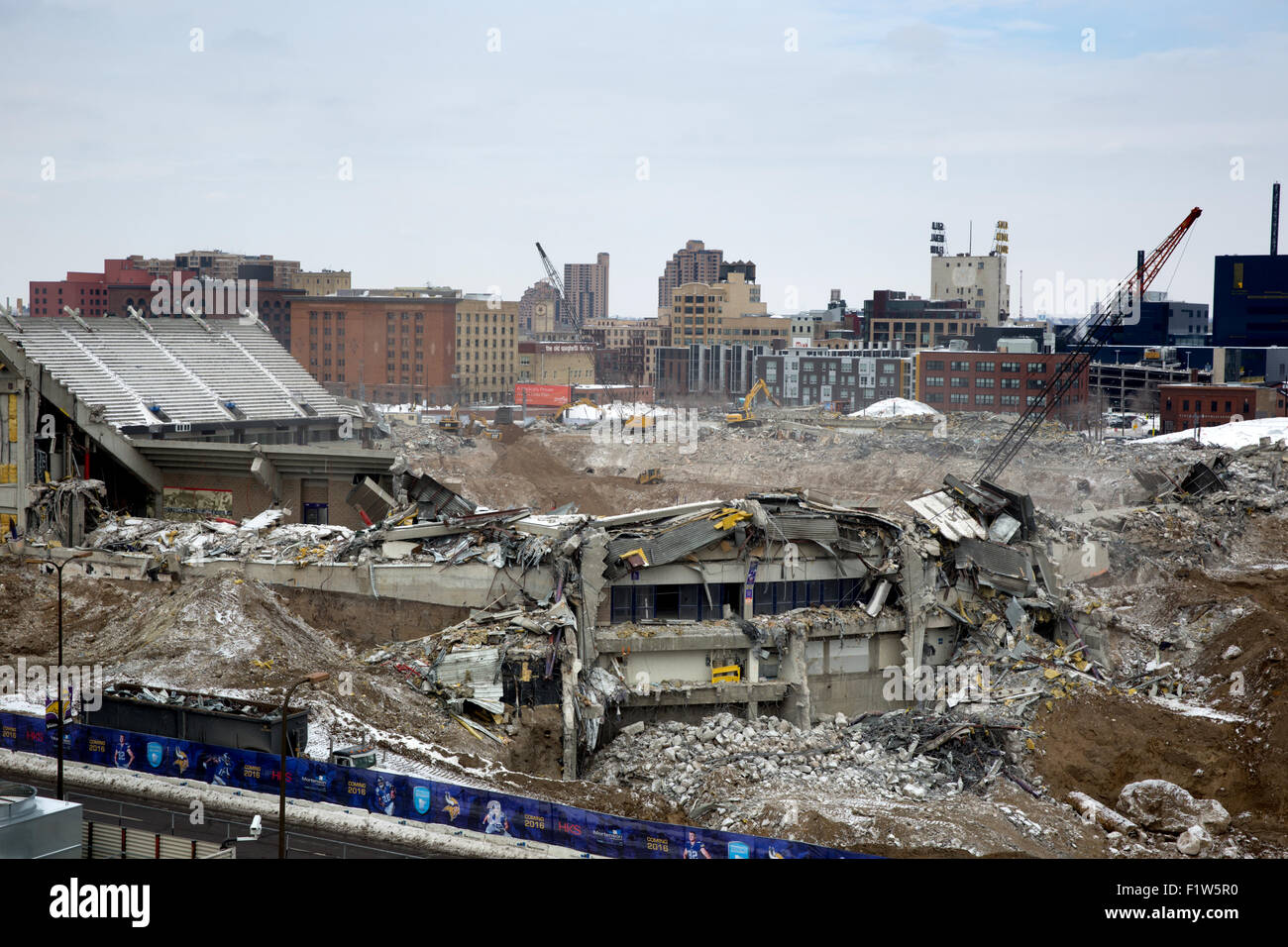 Demolition of the Hubert H. Humphrey Metrodome Stock Photo - Alamy
