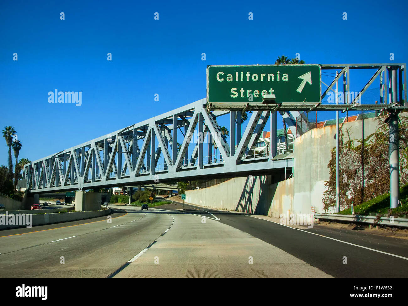 Railroad overpass structure over California freeway Stock Photo - Alamy