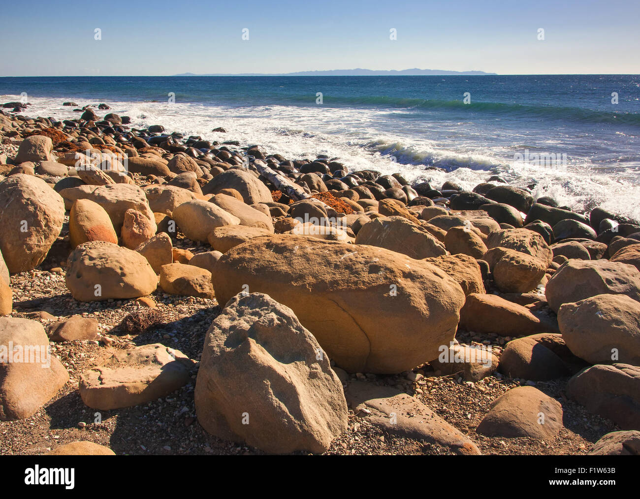 Pacific ocean rocky shoreline at california beach Stock Photo - Alamy