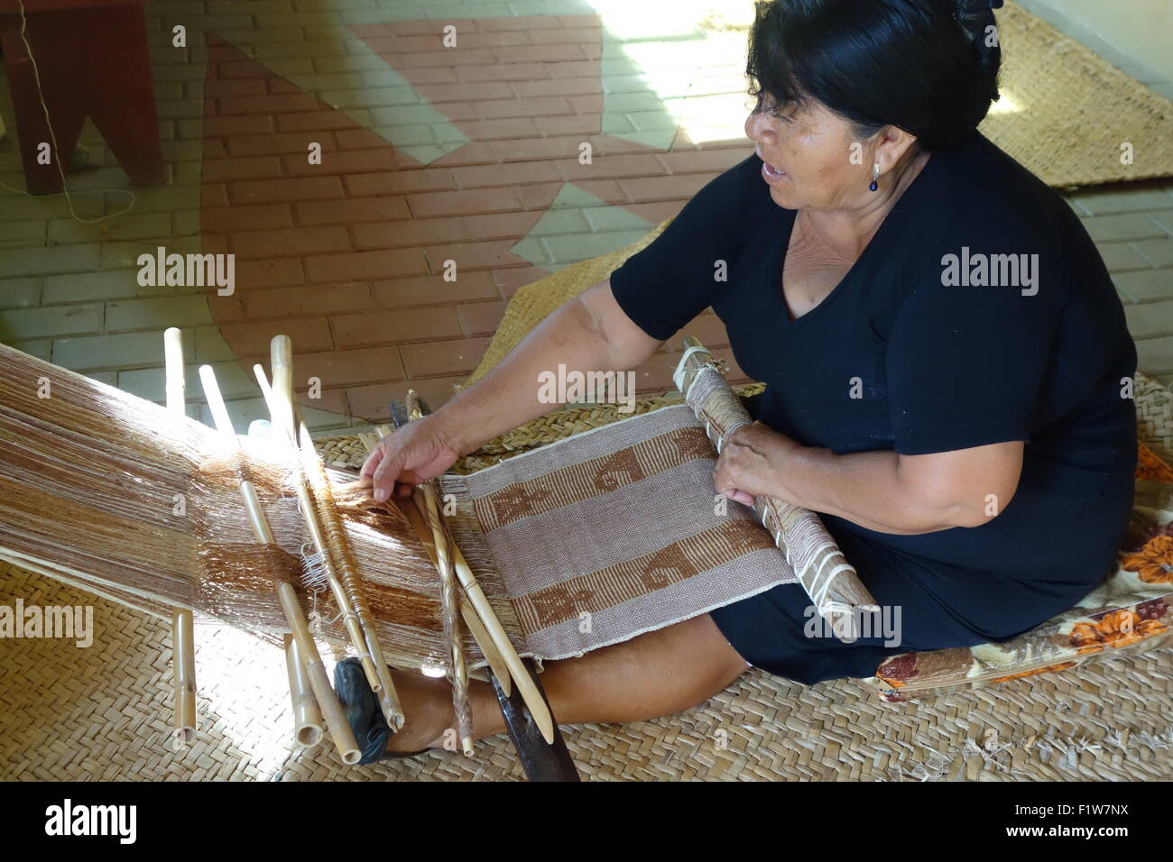 Peruvian lady uses hand loom hi-res stock photography and images - Alamy
