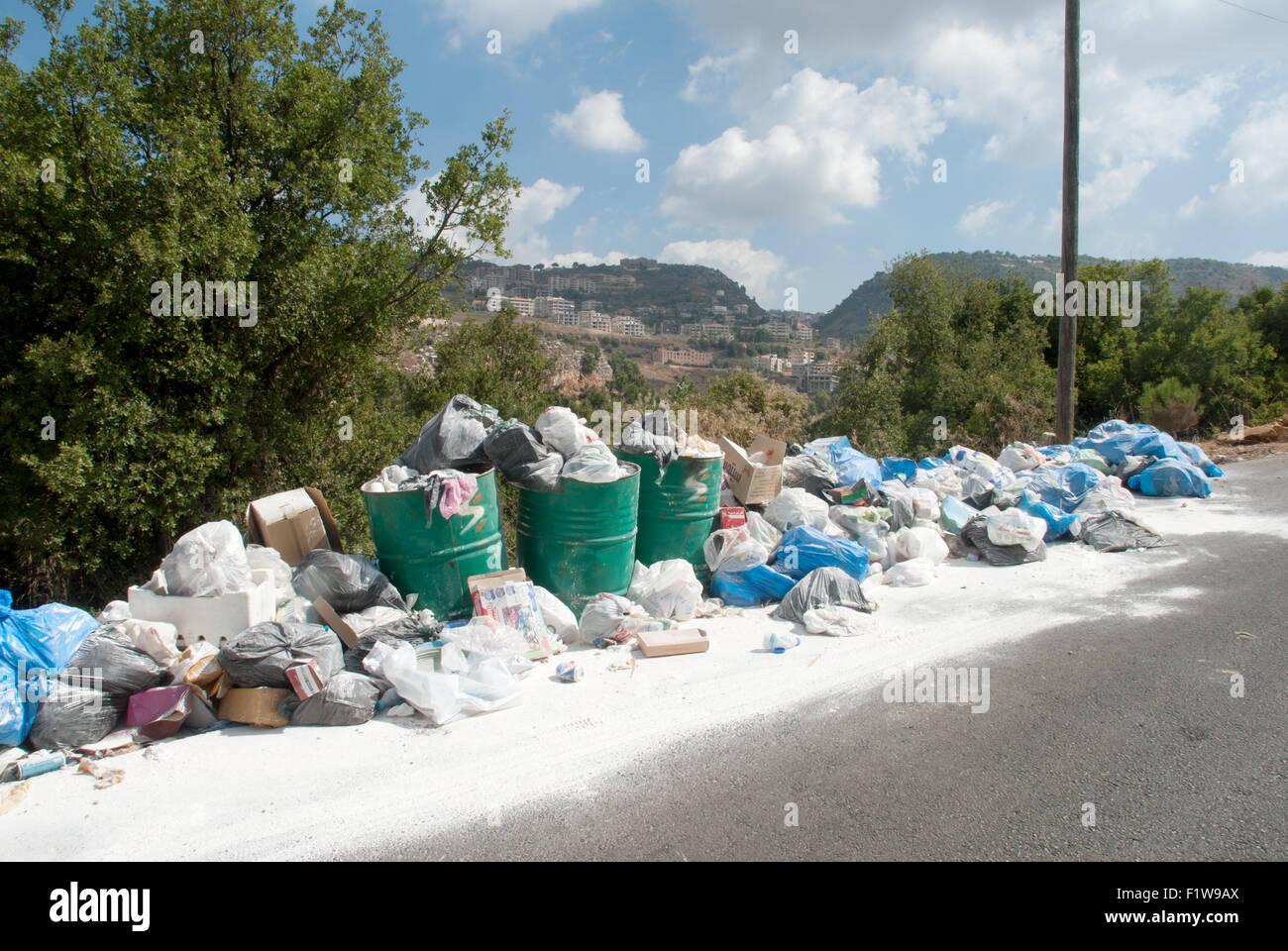Trash pile hi-res stock photography and images - Alamy