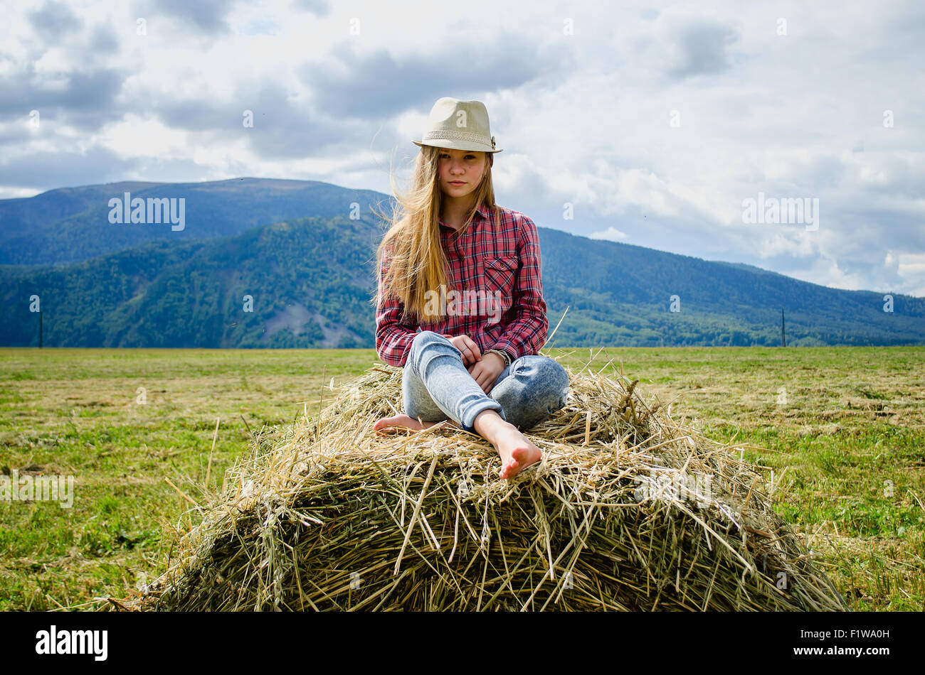 Sitting cowboy hi-res stock photography and images - Alamy