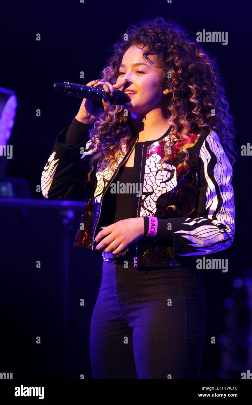Ella eyre on stage hi-res stock photography and images - Alamy
