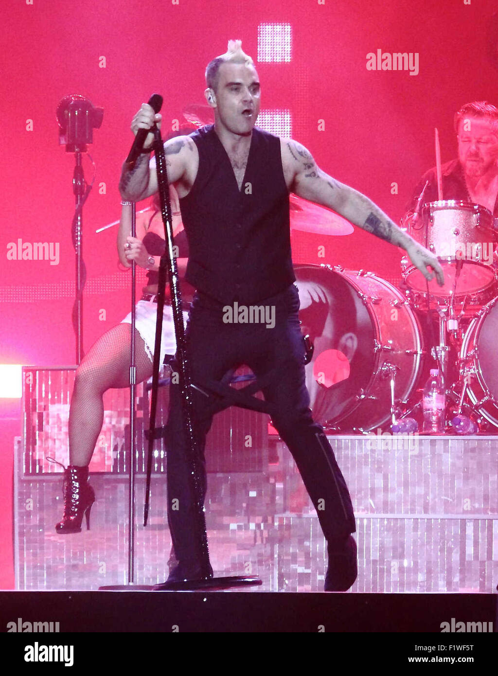 Robbie williams performing hi-res stock photography and images - Alamy