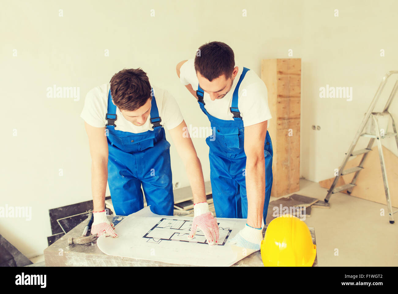 Builders discussing layout plan hi-res stock photography and images - Alamy