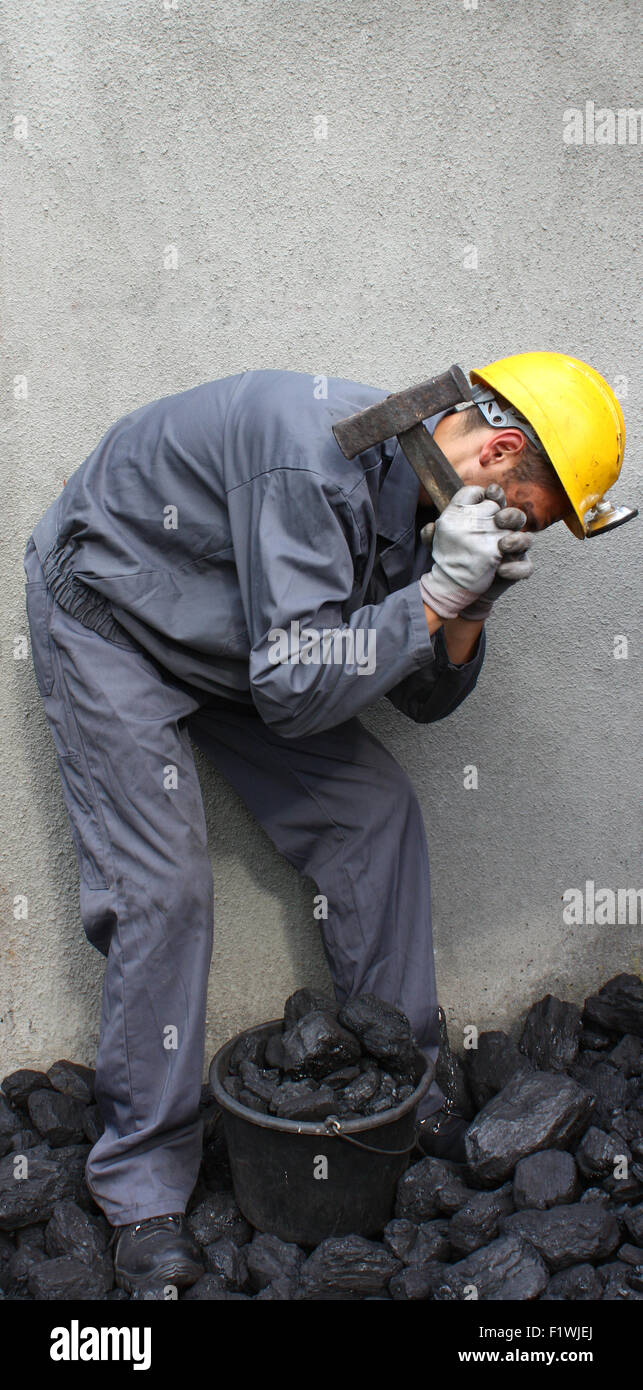 Hammer smashing stone hi-res stock photography and images - Alamy