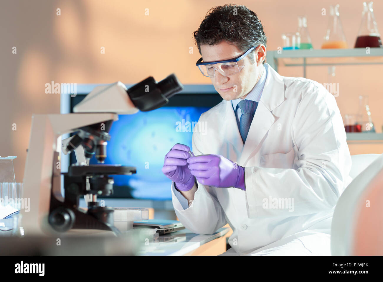 Life scientist researching in the laboratory Stock Photo - Alamy