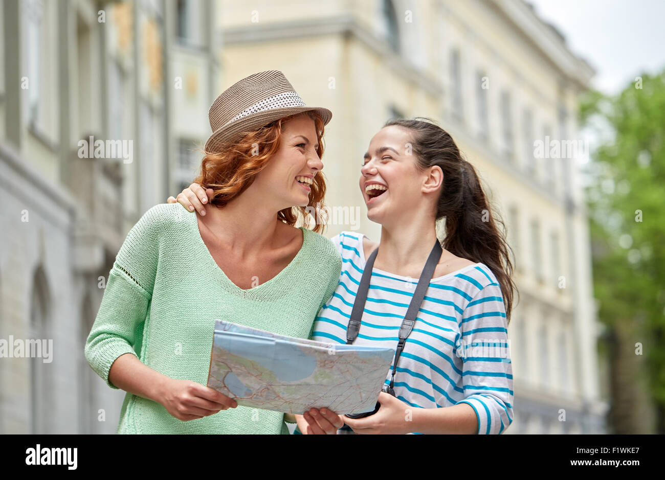 Teenage tourist map hi-res stock photography and images - Alamy