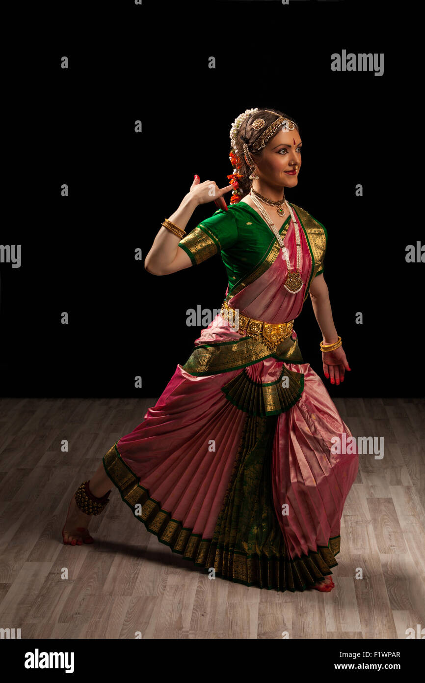 Indian woman performing bharatanatyam dance hi-res stock photography ...
