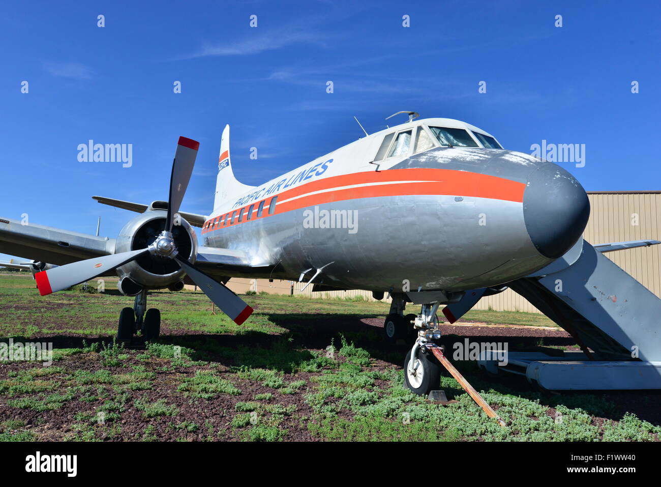Prop airliner hi-res stock photography and images - Alamy