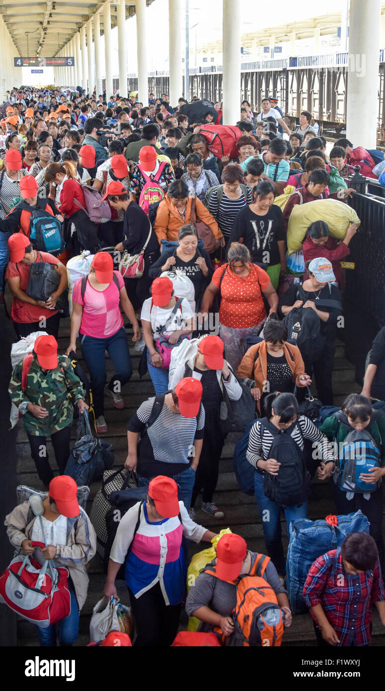 Urumqi, China's Xinjiang Uygur Autonomous Region. 8th Sep, 2015. Cotton ...