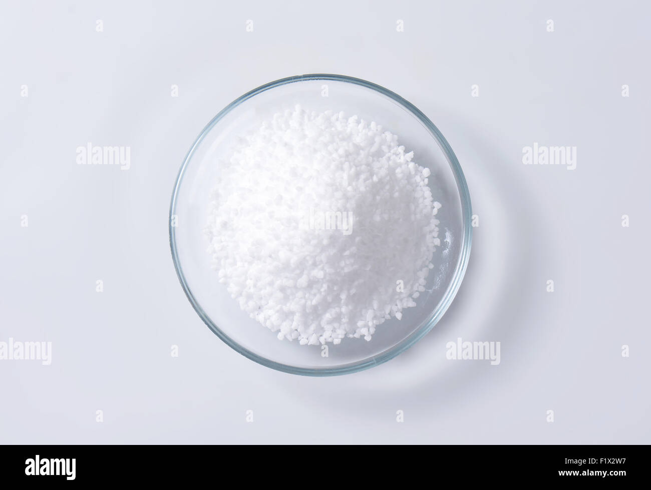 Heap of edible salt on small glass plate Stock Photo - Alamy