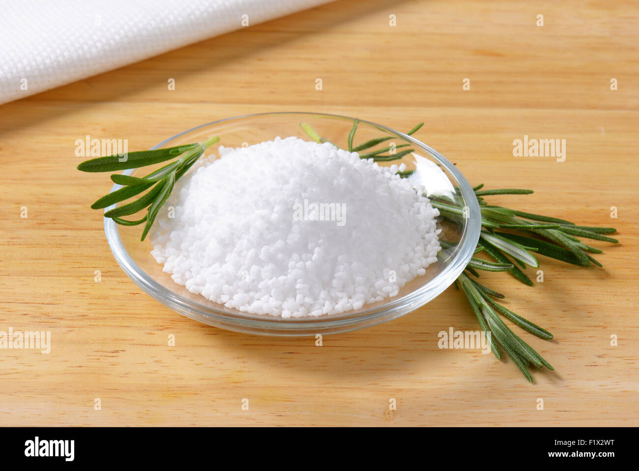 Heap of edible salt on small glass plate Stock Photo - Alamy