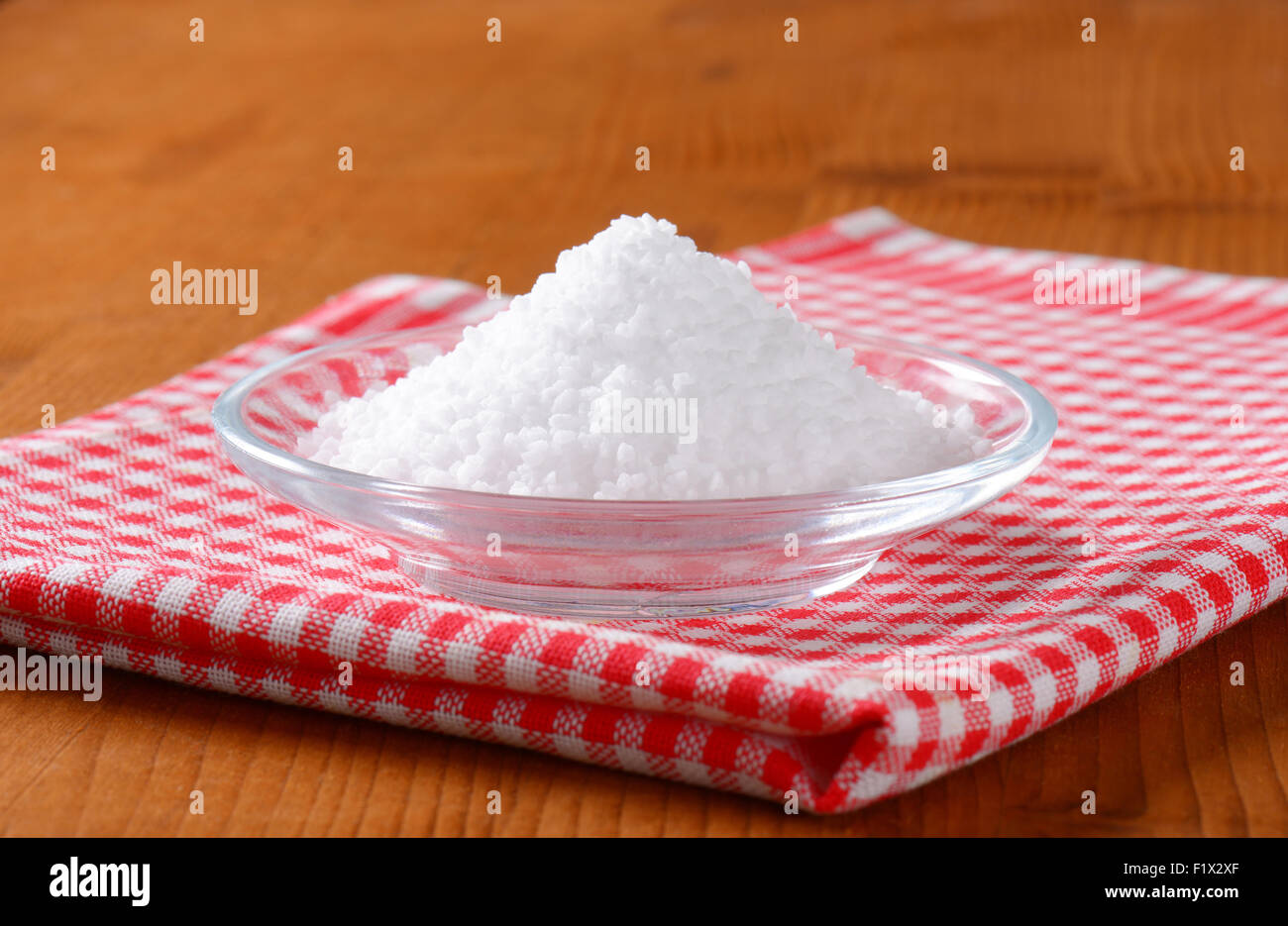 Coarse grained edible salt on small glass plate Stock Photo - Alamy