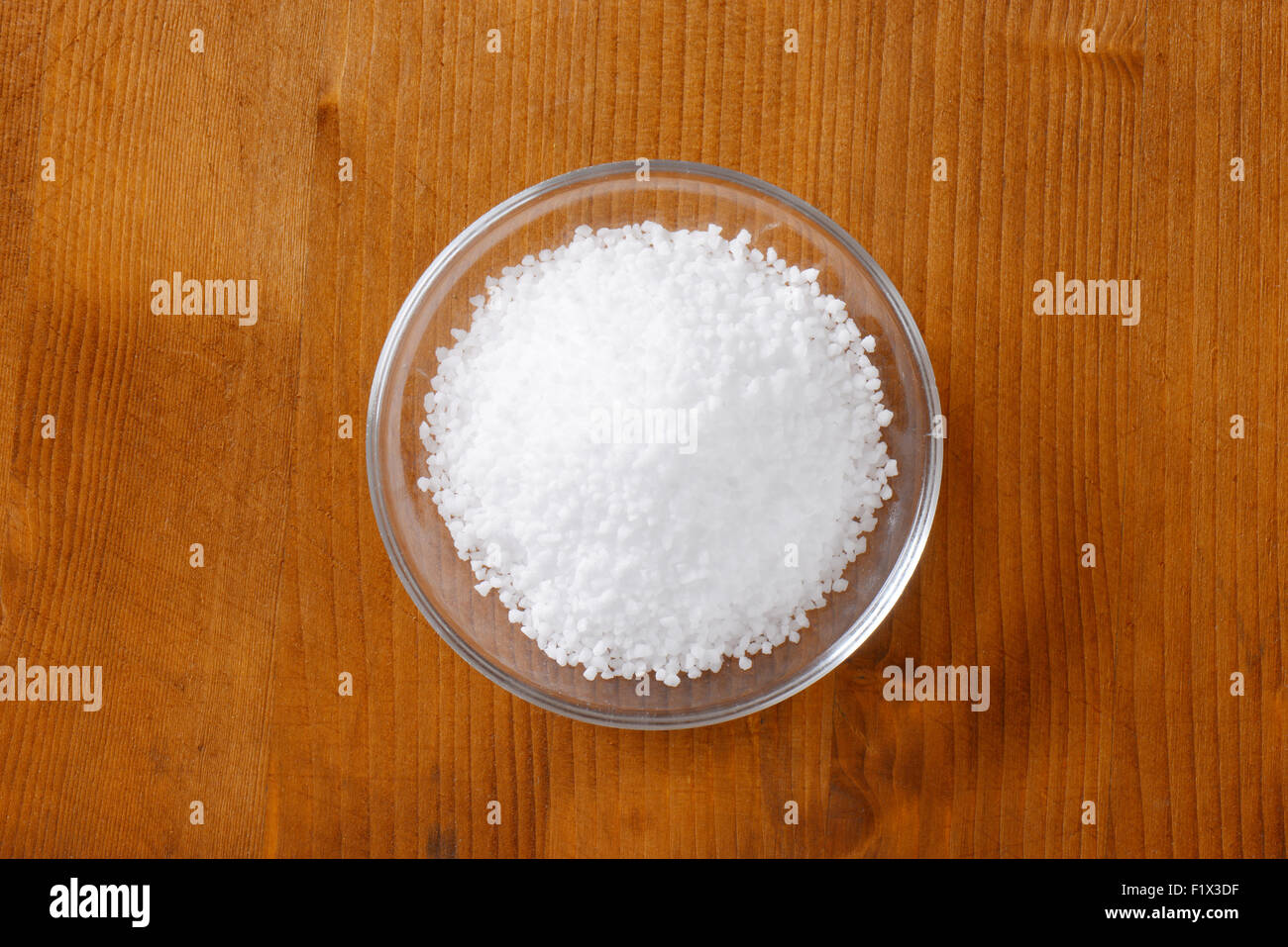 Coarse grained edible salt on small glass plate Stock Photo - Alamy