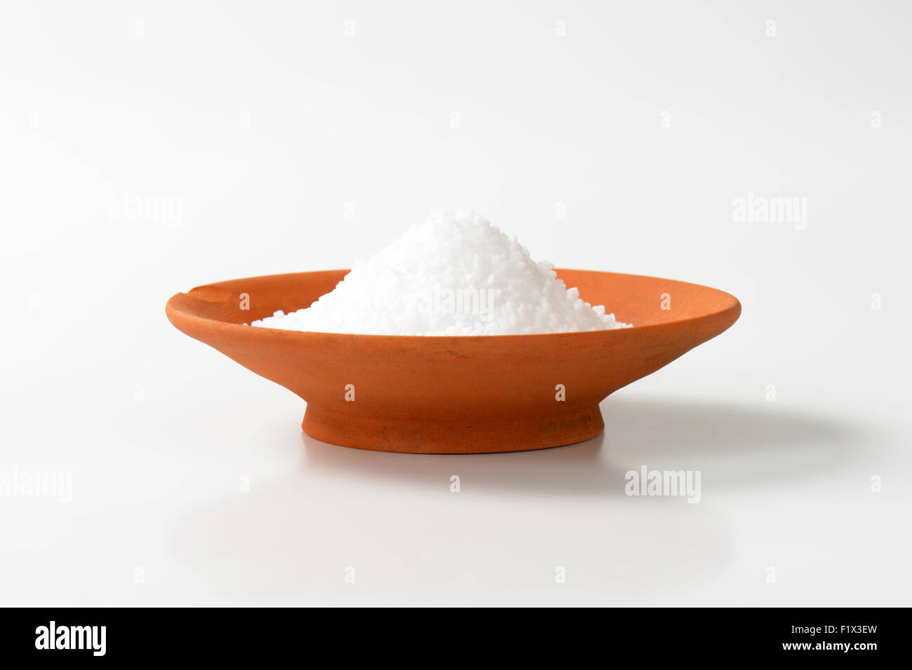 Coarse grained salt in terracotta bowl Stock Photo - Alamy