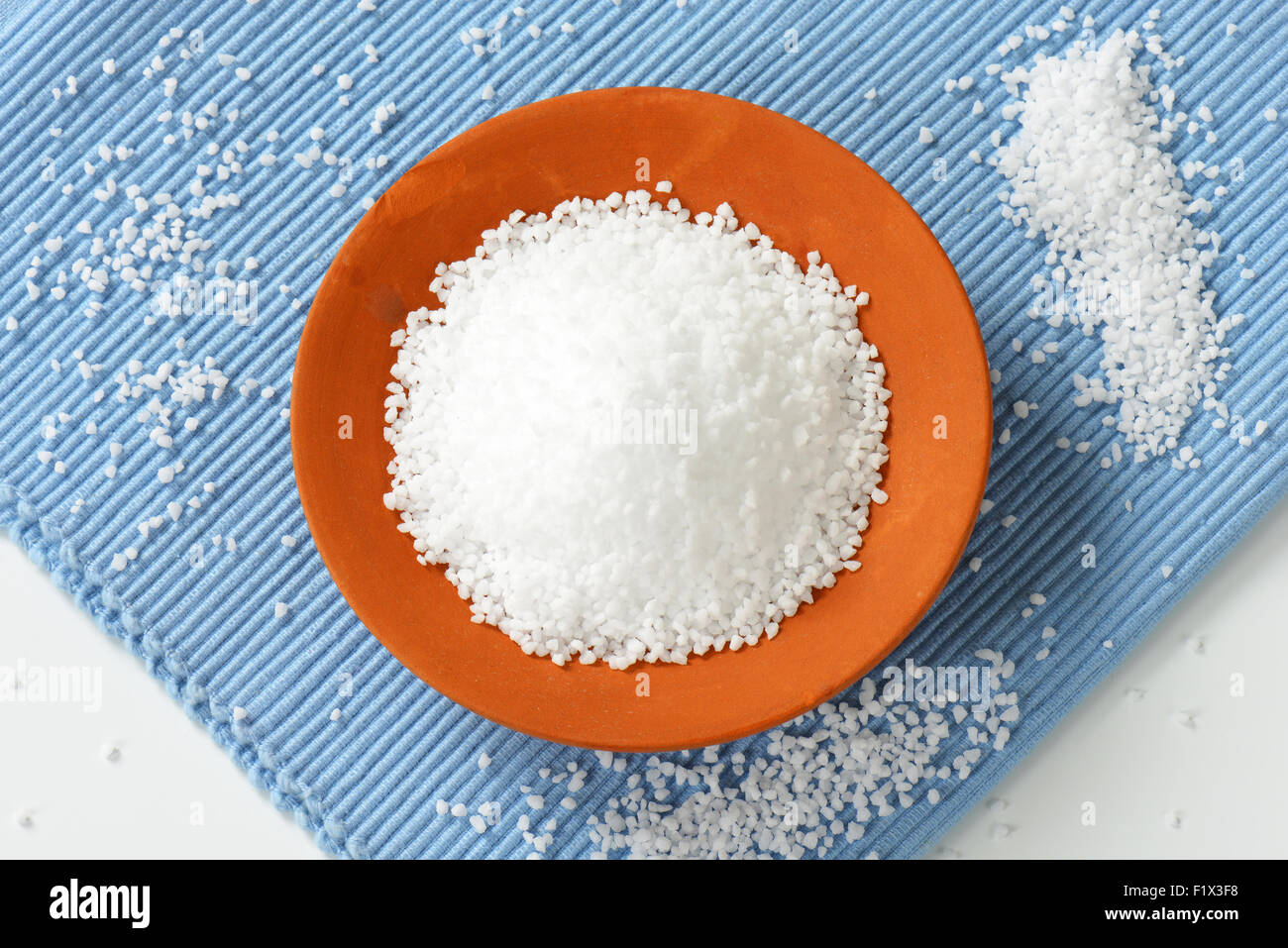 Coarse grained salt in terracotta bowl Stock Photo - Alamy