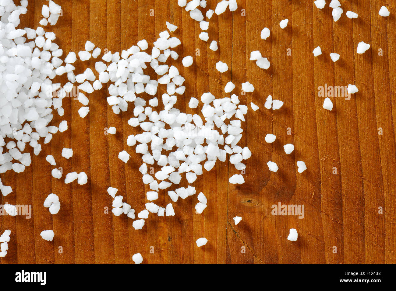 Coarse grained salt on wooden table Stock Photo - Alamy