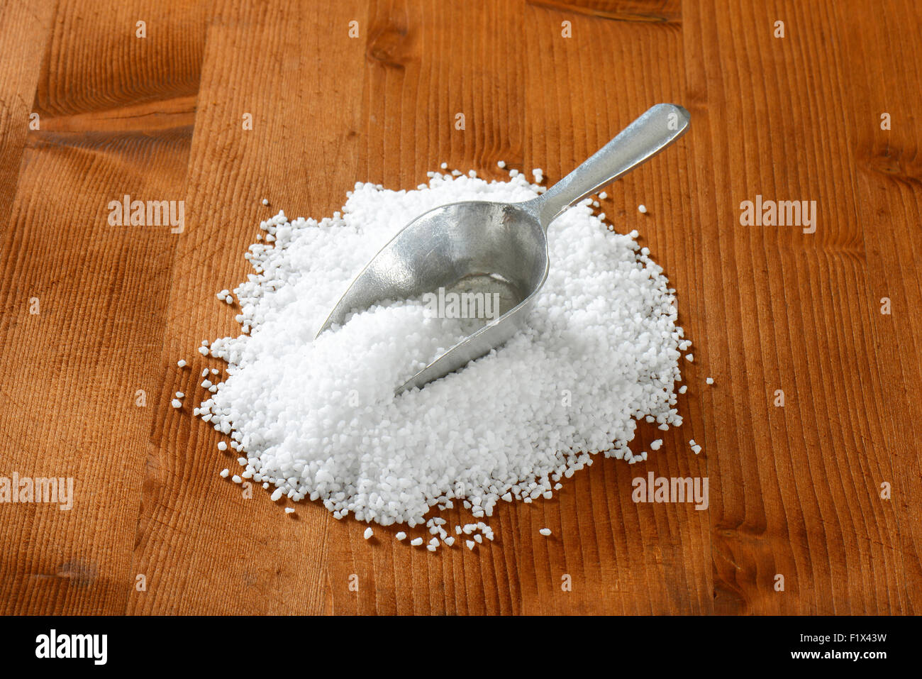heap of crystal sea salt with metal measuring spoon Stock Photo - Alamy