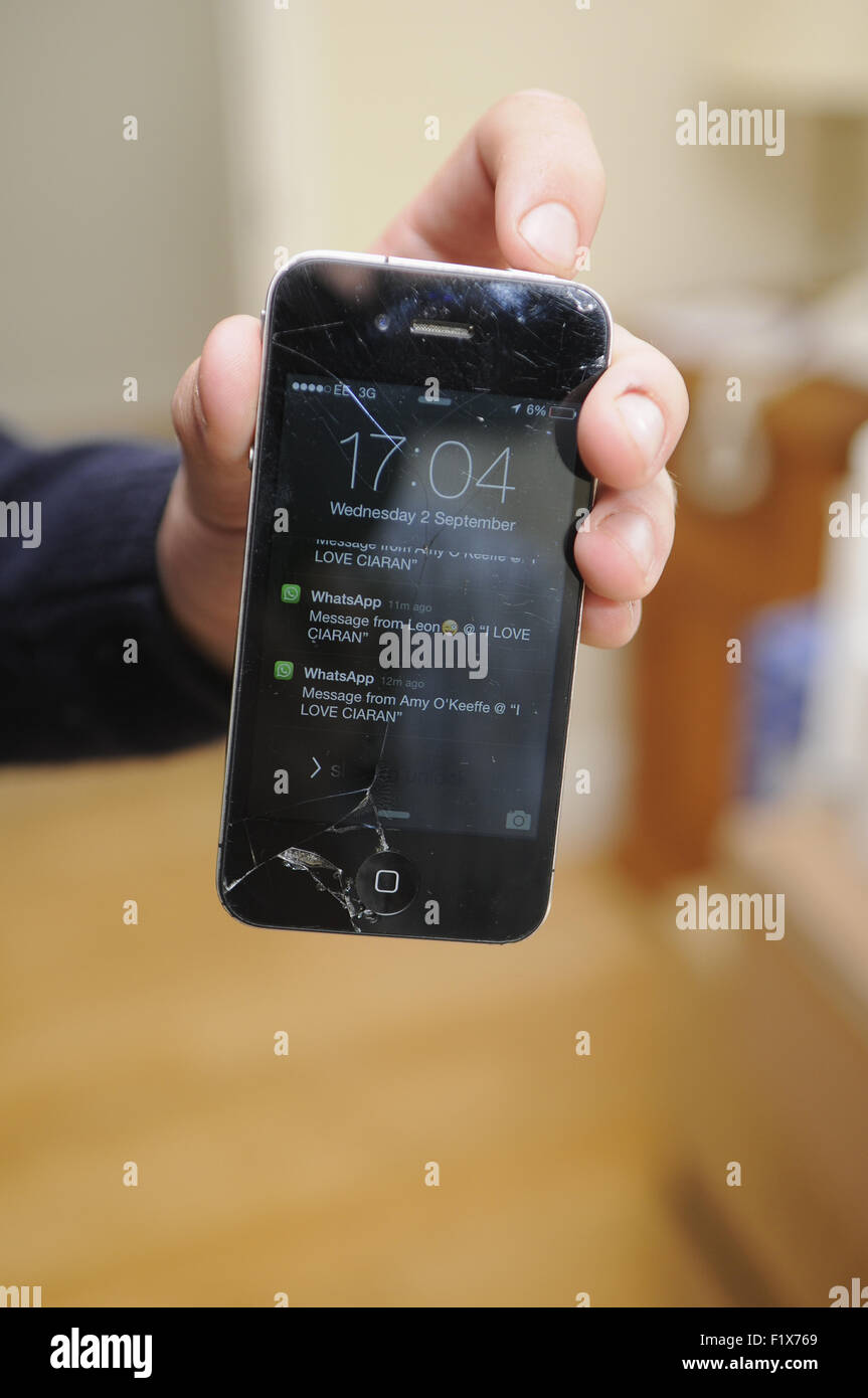 Cracked phone screen hi-res stock photography and images - Alamy