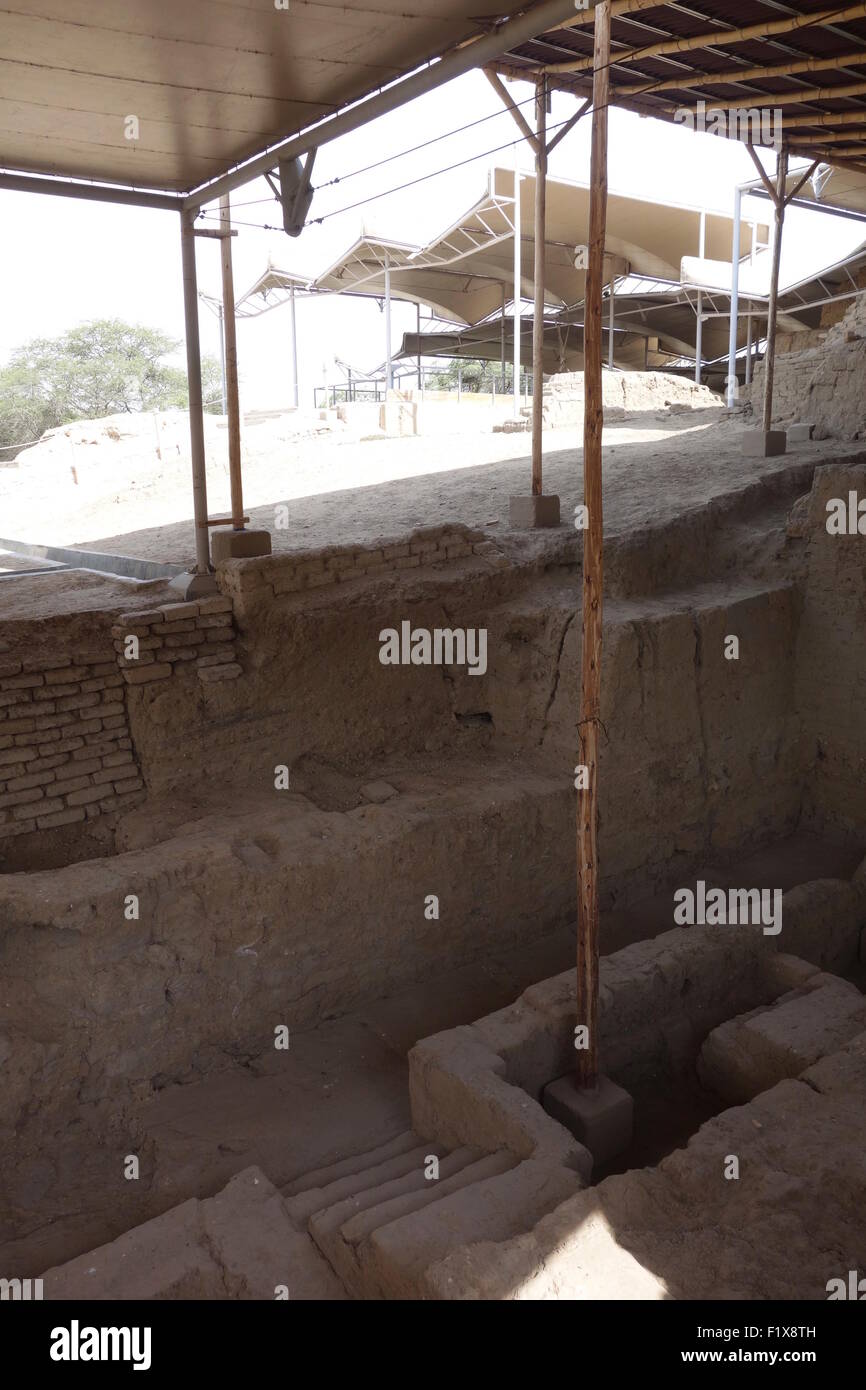 Huaca rajada peru hi-res stock photography and images - Alamy