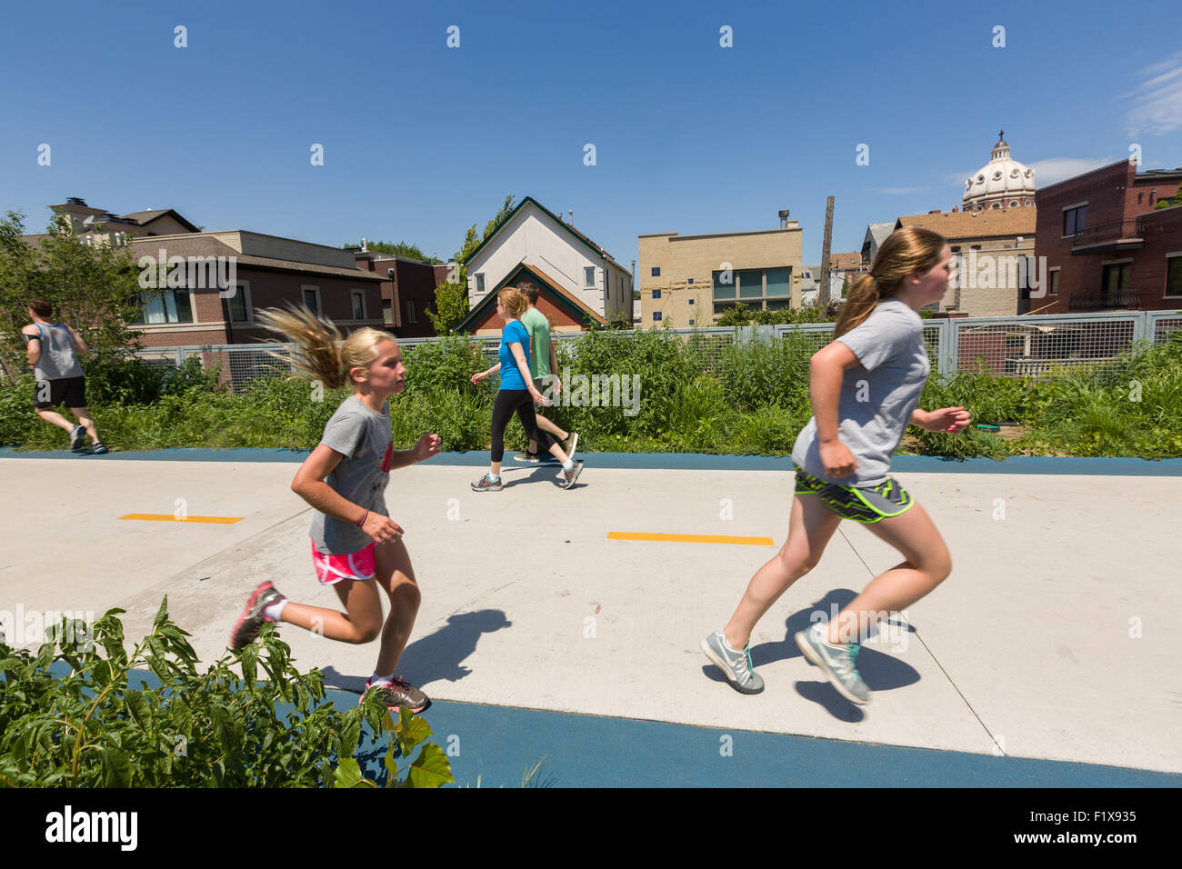 Runners along the 606 elevated bike trail, green space and park built ...
