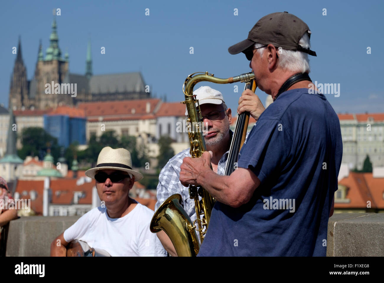 Europe street performers hi-res stock photography and images - Alamy
