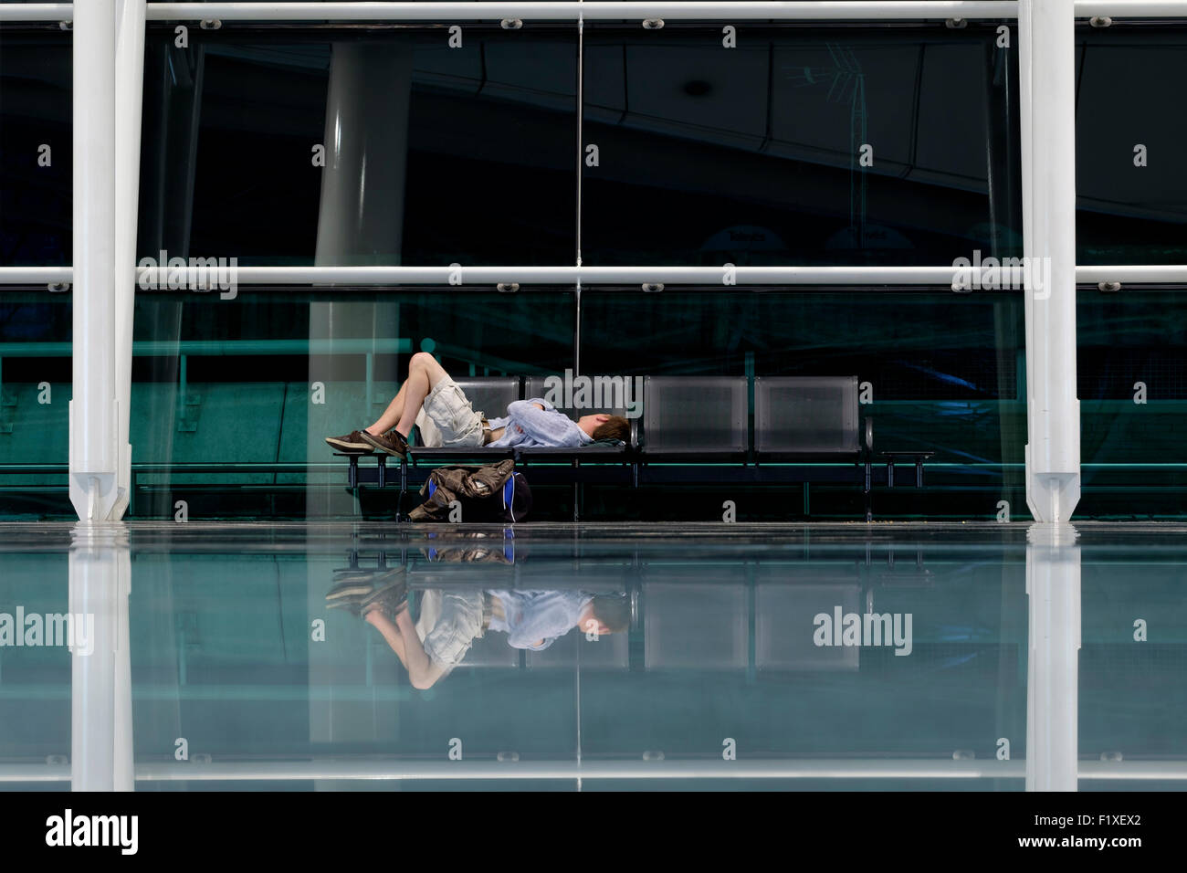 Airport terminal seating hi-res stock photography and images - Alamy