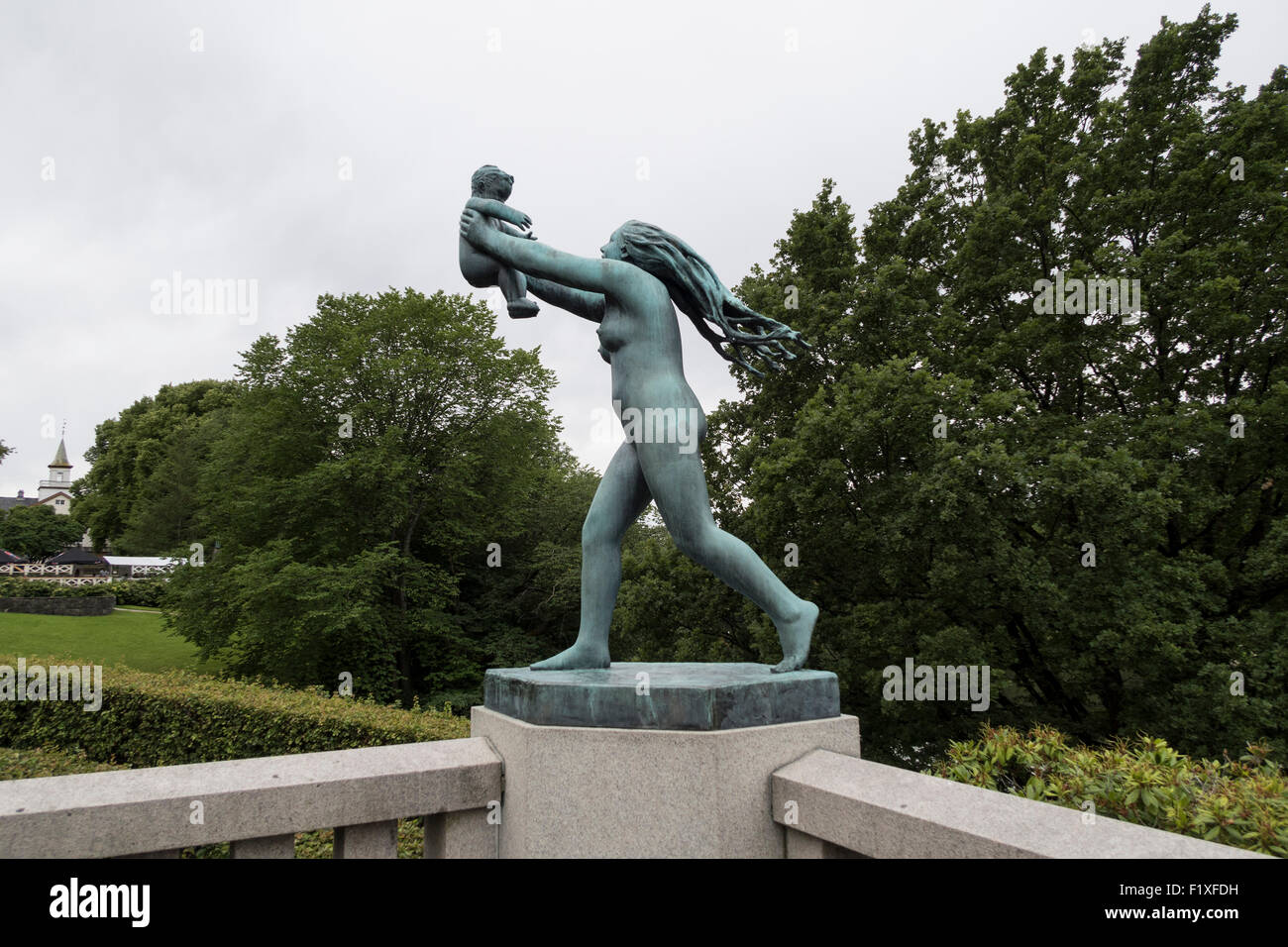 Bronze statue of a woman holding a baby by sculptor Gustav Vigeland at ...
