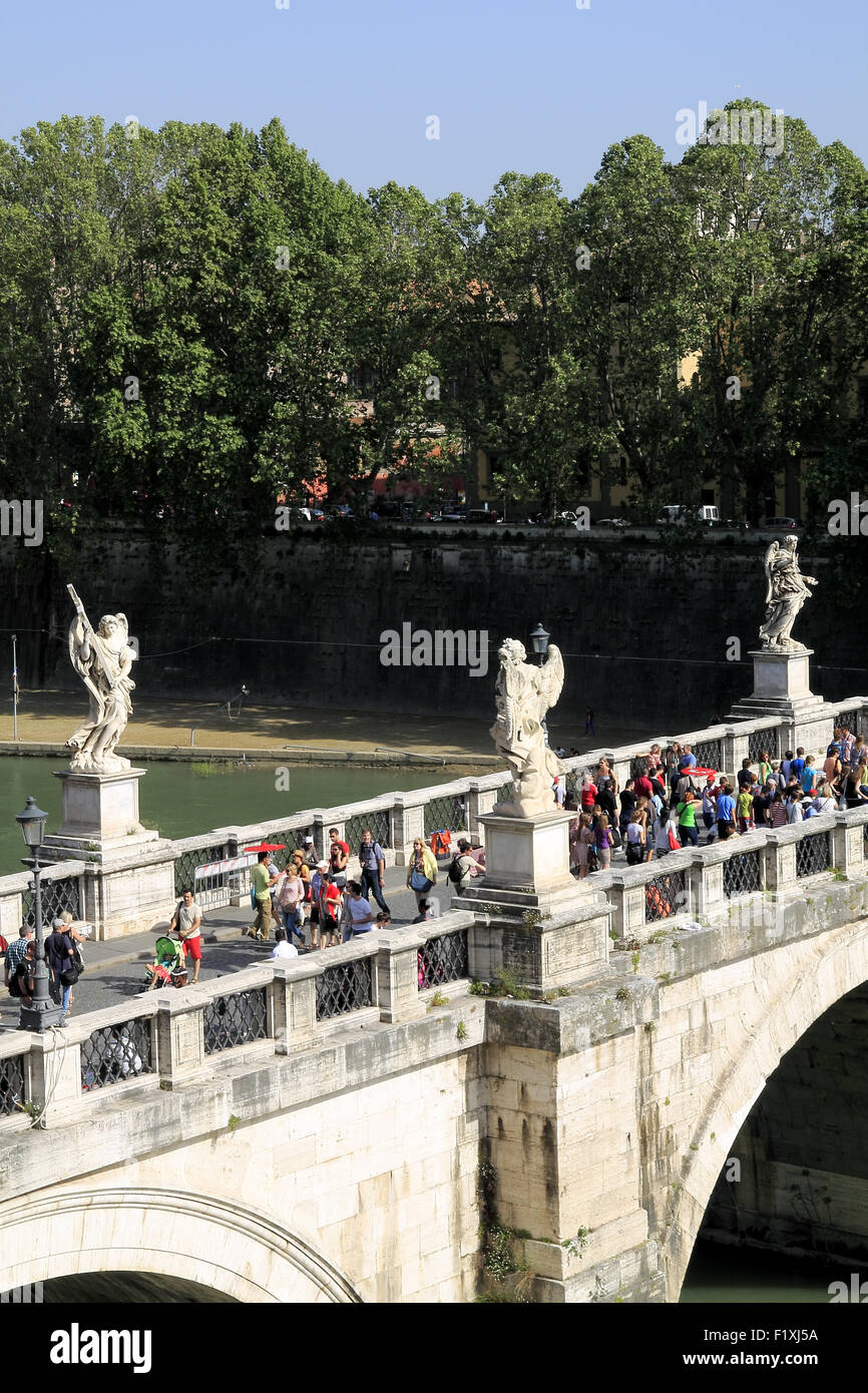 Statues over bridge hi-res stock photography and images - Alamy