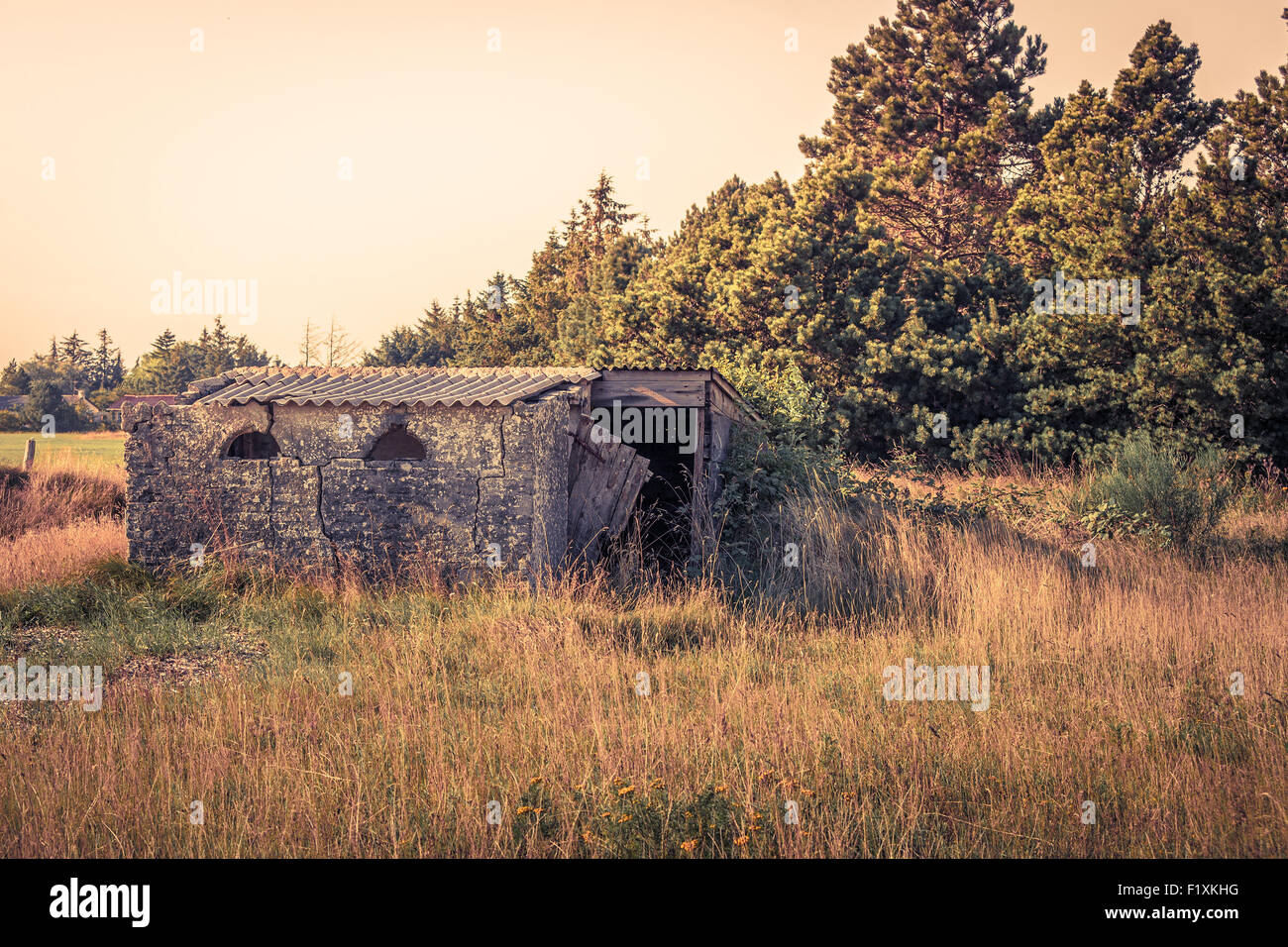 Farm land with a small barn shed hi-res stock photography and images ...