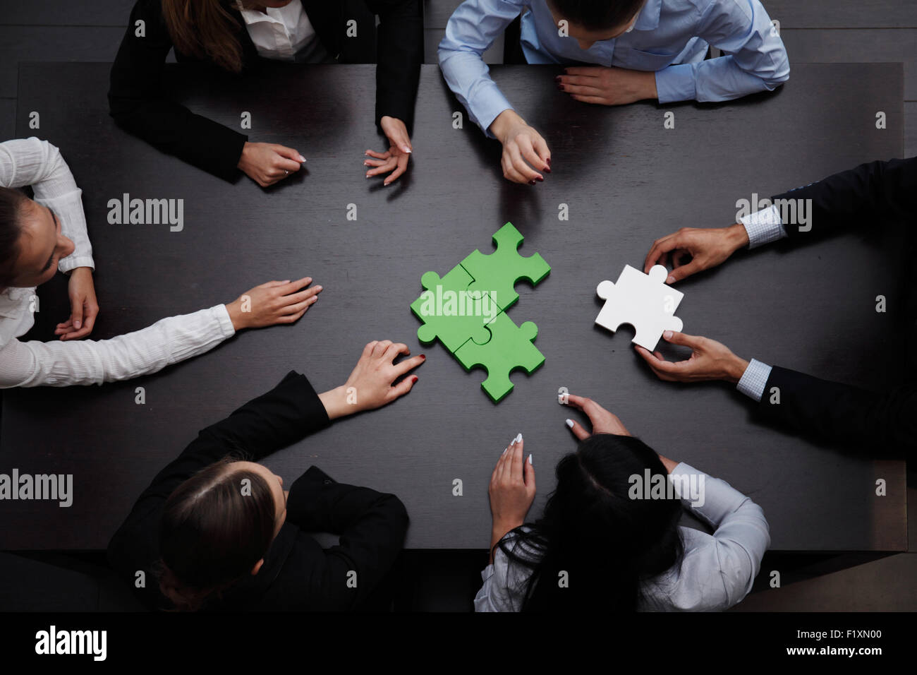 business team solving puzzle Stock Photo - Alamy