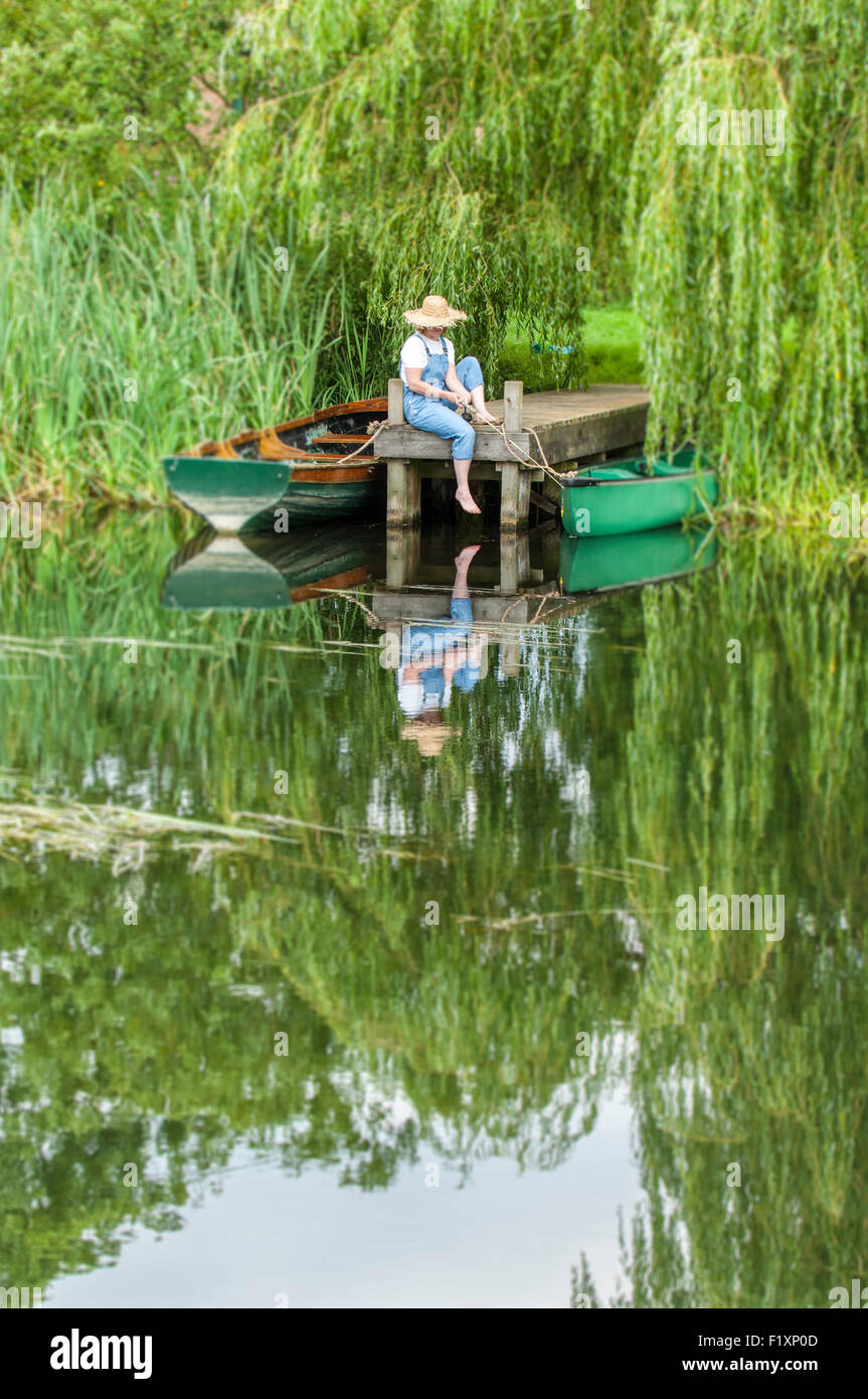English river scene hi-res stock photography and images - Alamy