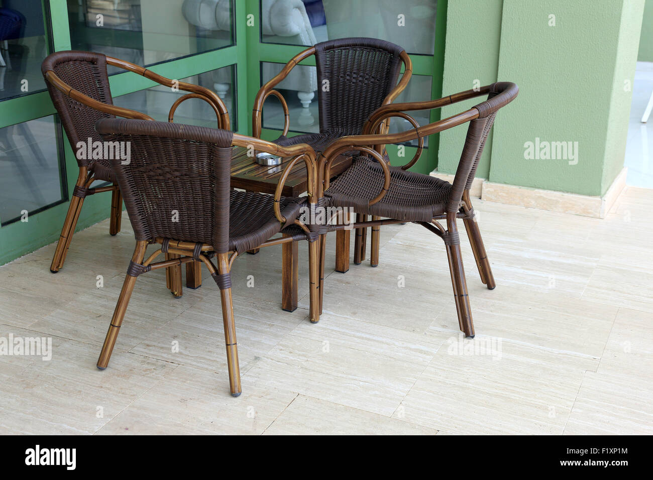 Free tables hi-res stock photography and images - Alamy