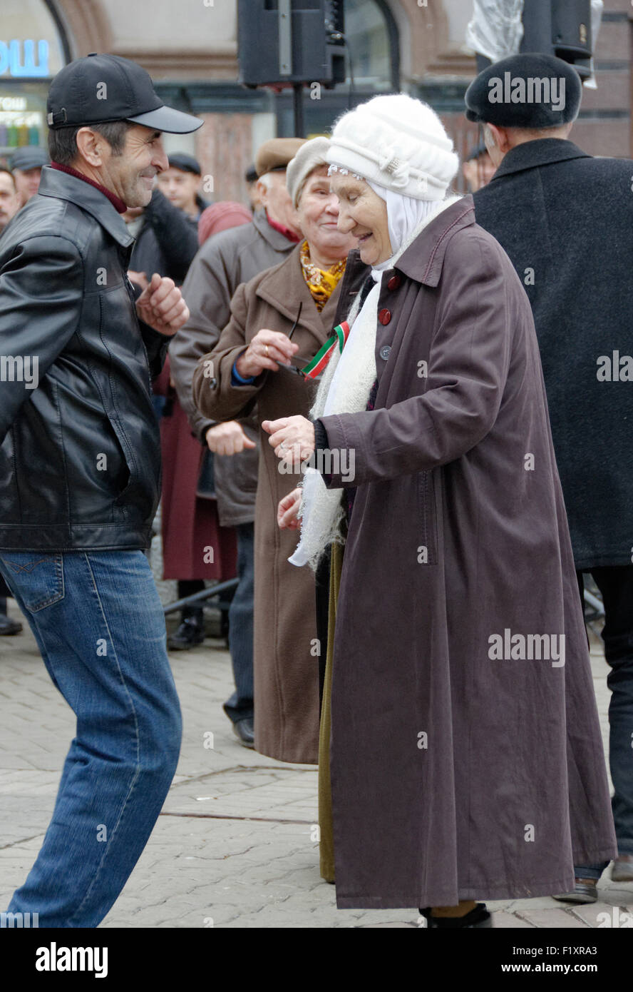 Old lady dancing hi-res stock photography and images - Alamy