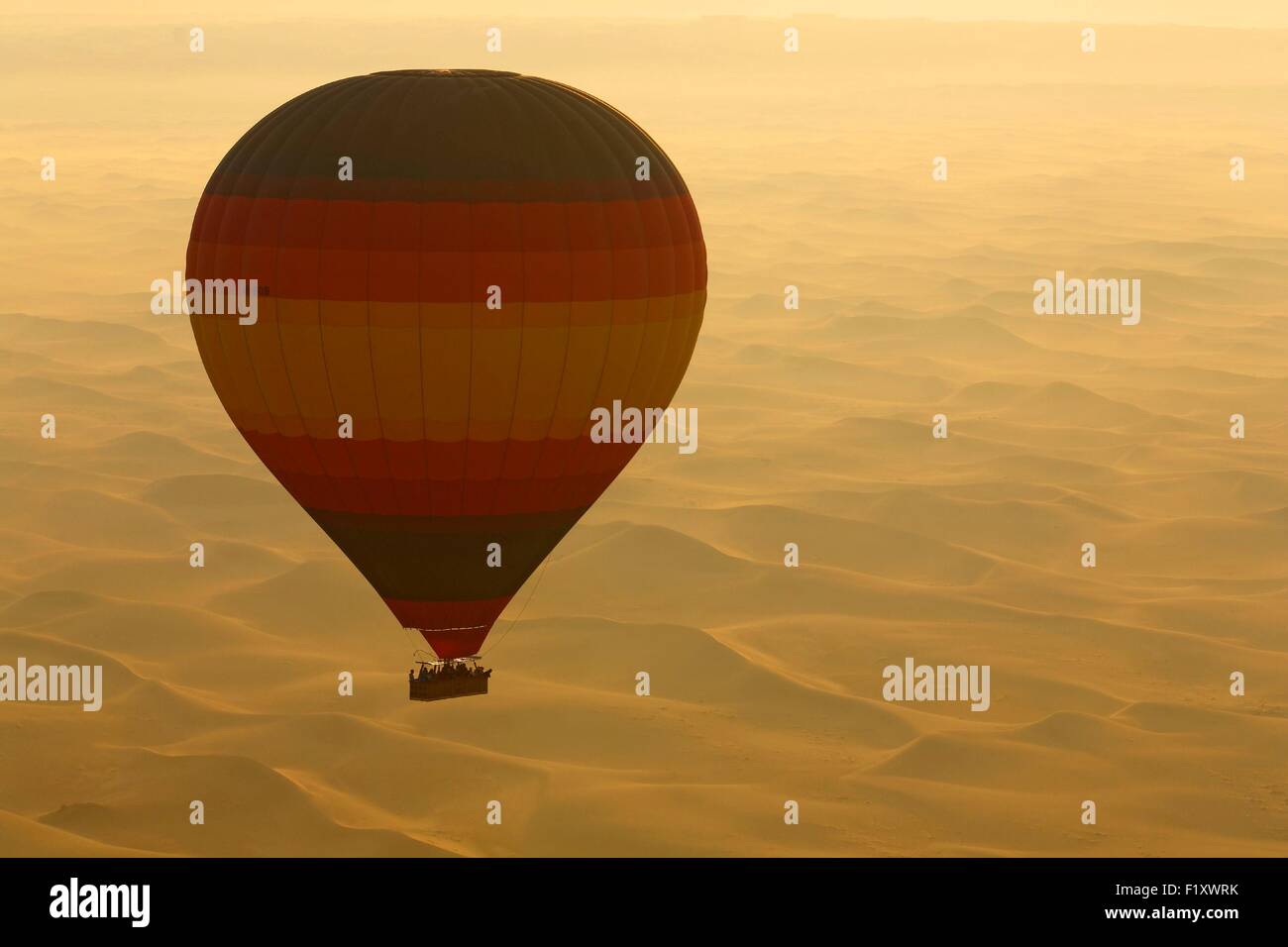 United Arab Emirates, Dubai, hot air balloon flight over the desert ...