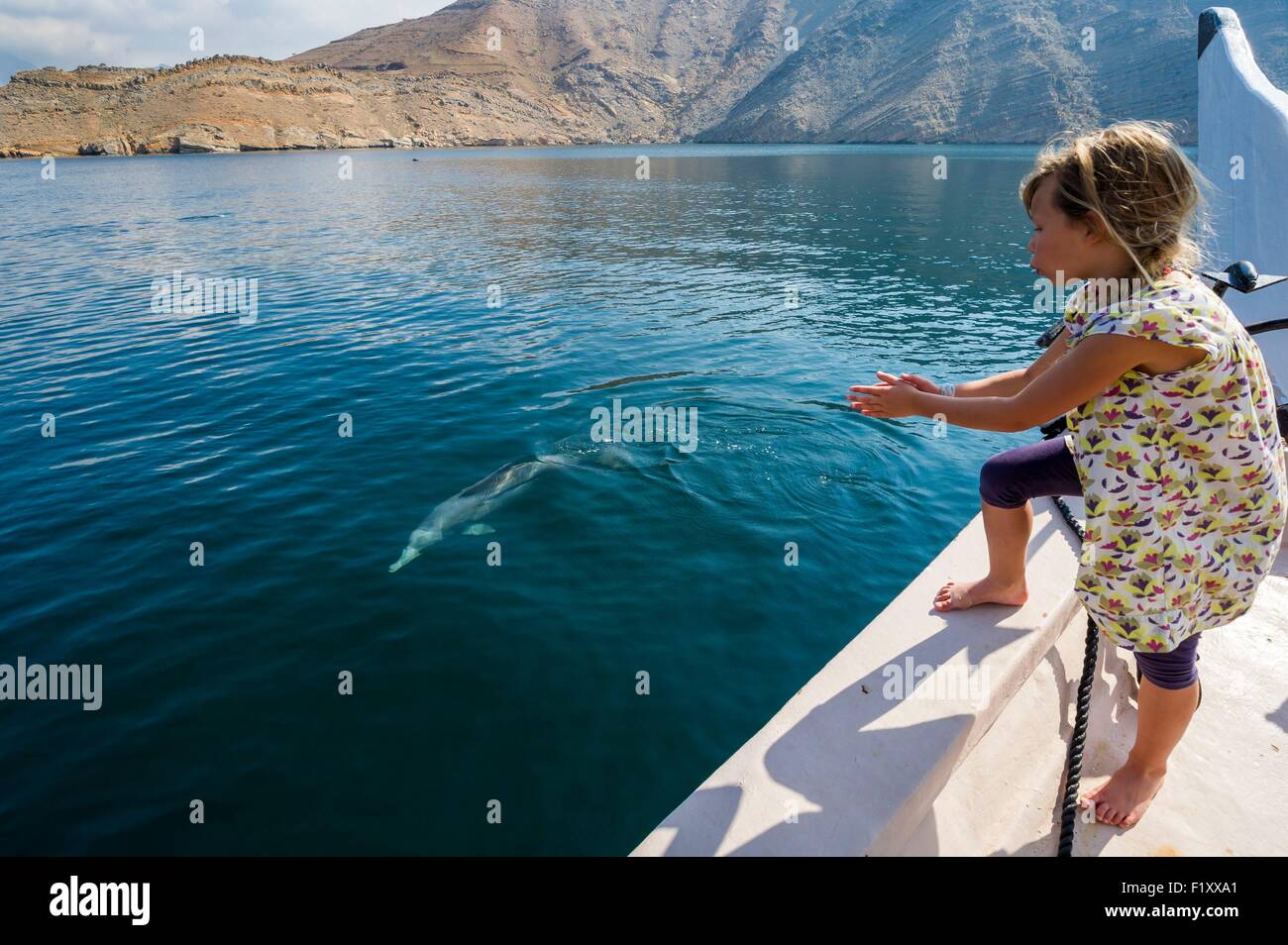 Oman girl traditional hi-res stock photography and images - Alamy