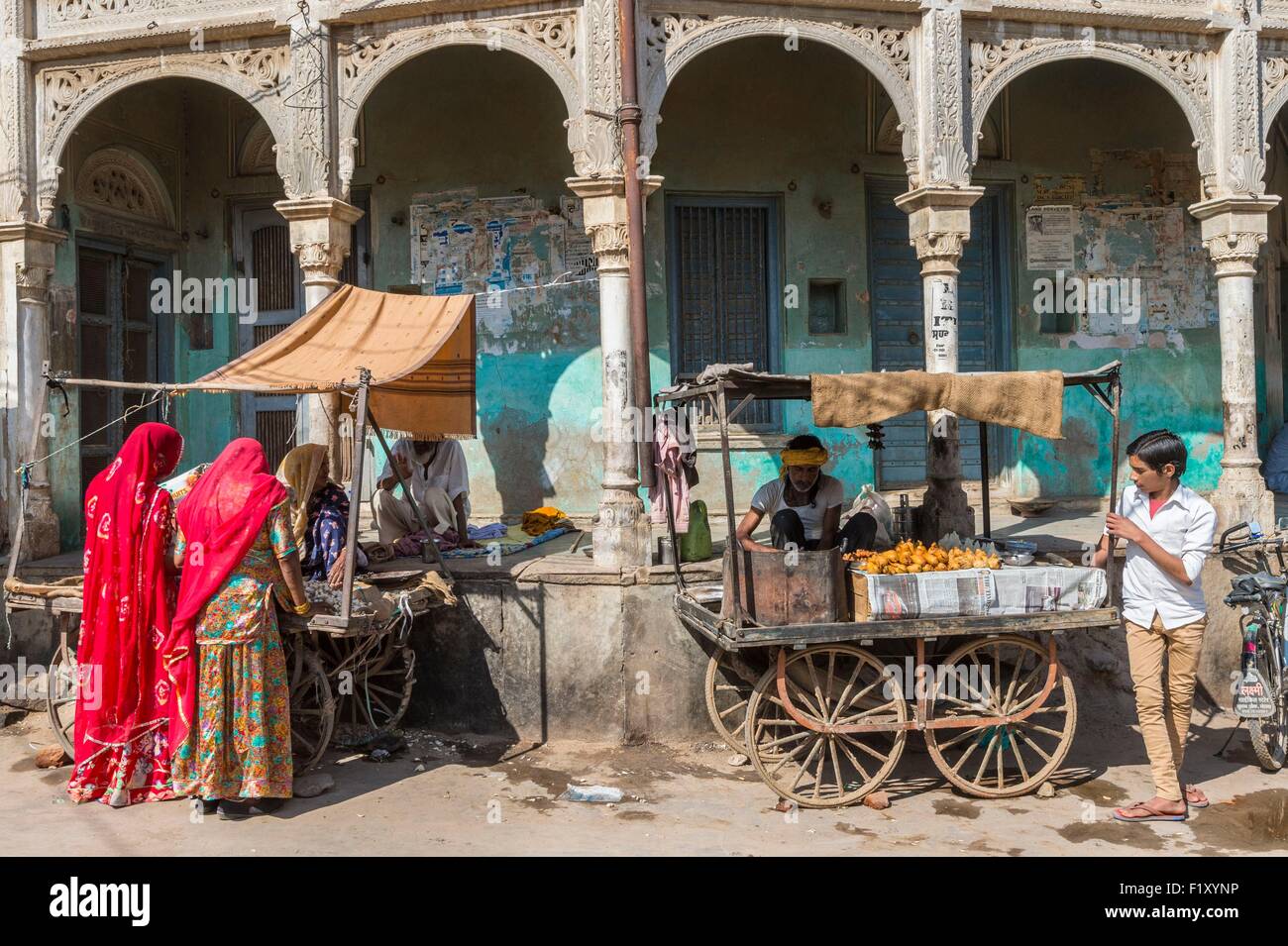 India, Rajasthan state, Shekhawati region, Mandawa, street scene Stock ...