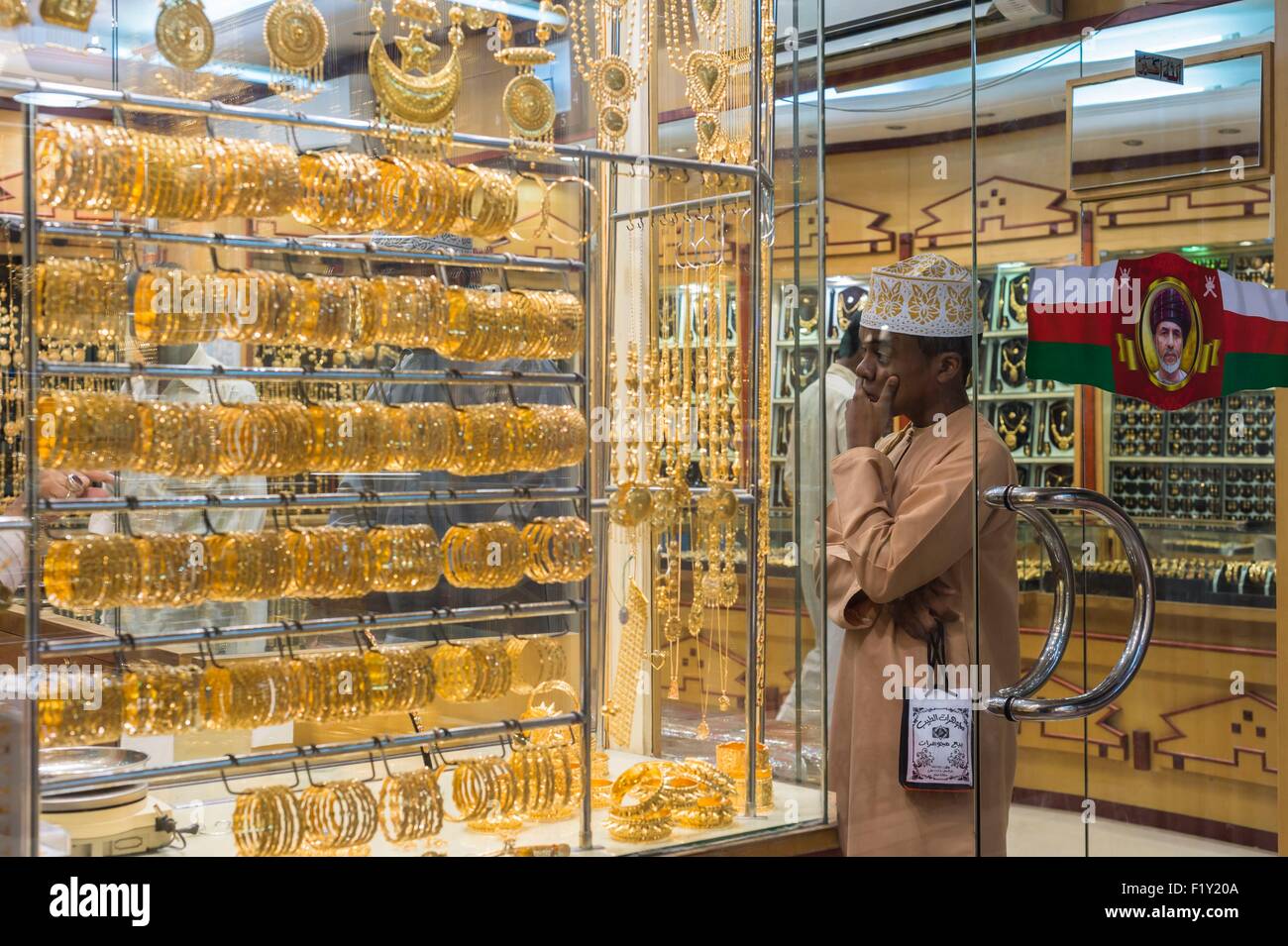 Oman muscat mutrah souk traditional hi-res stock photography and images ...