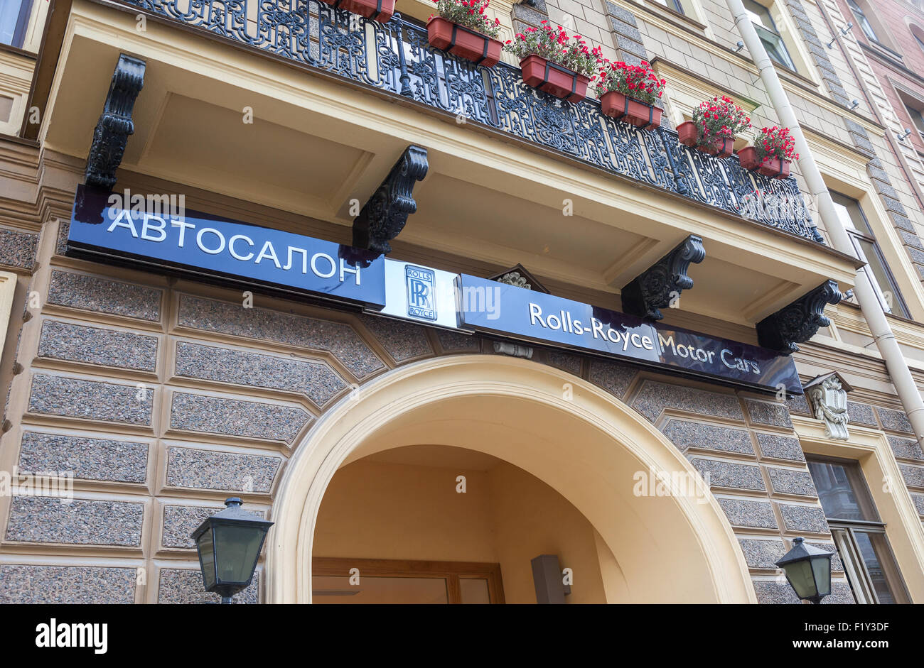 Rolls royce luxury car dealership hi-res stock photography and images ...