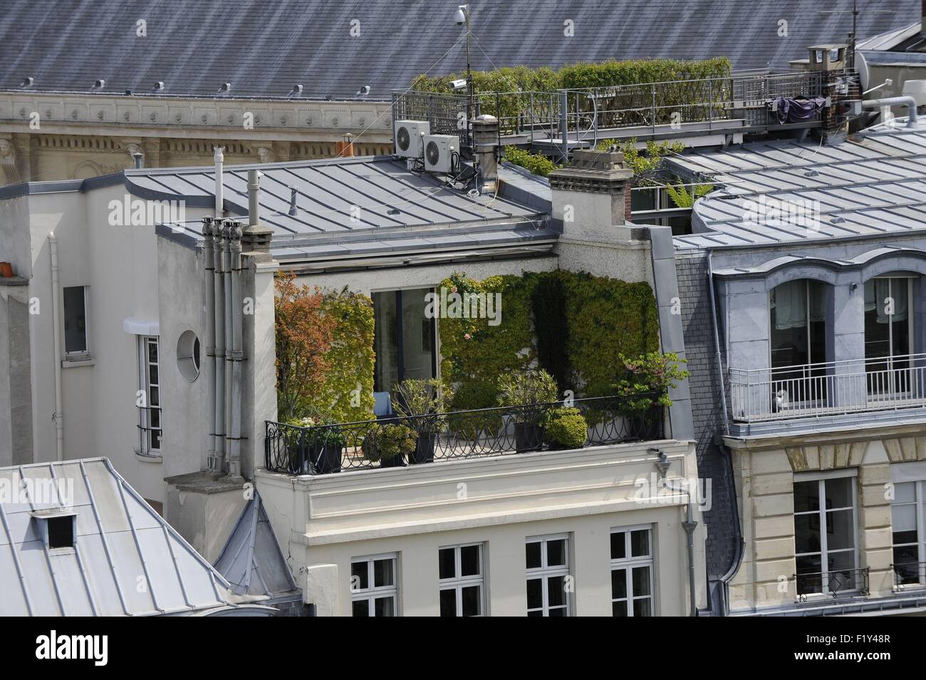 Paris rooftops hi-res stock photography and images - Alamy