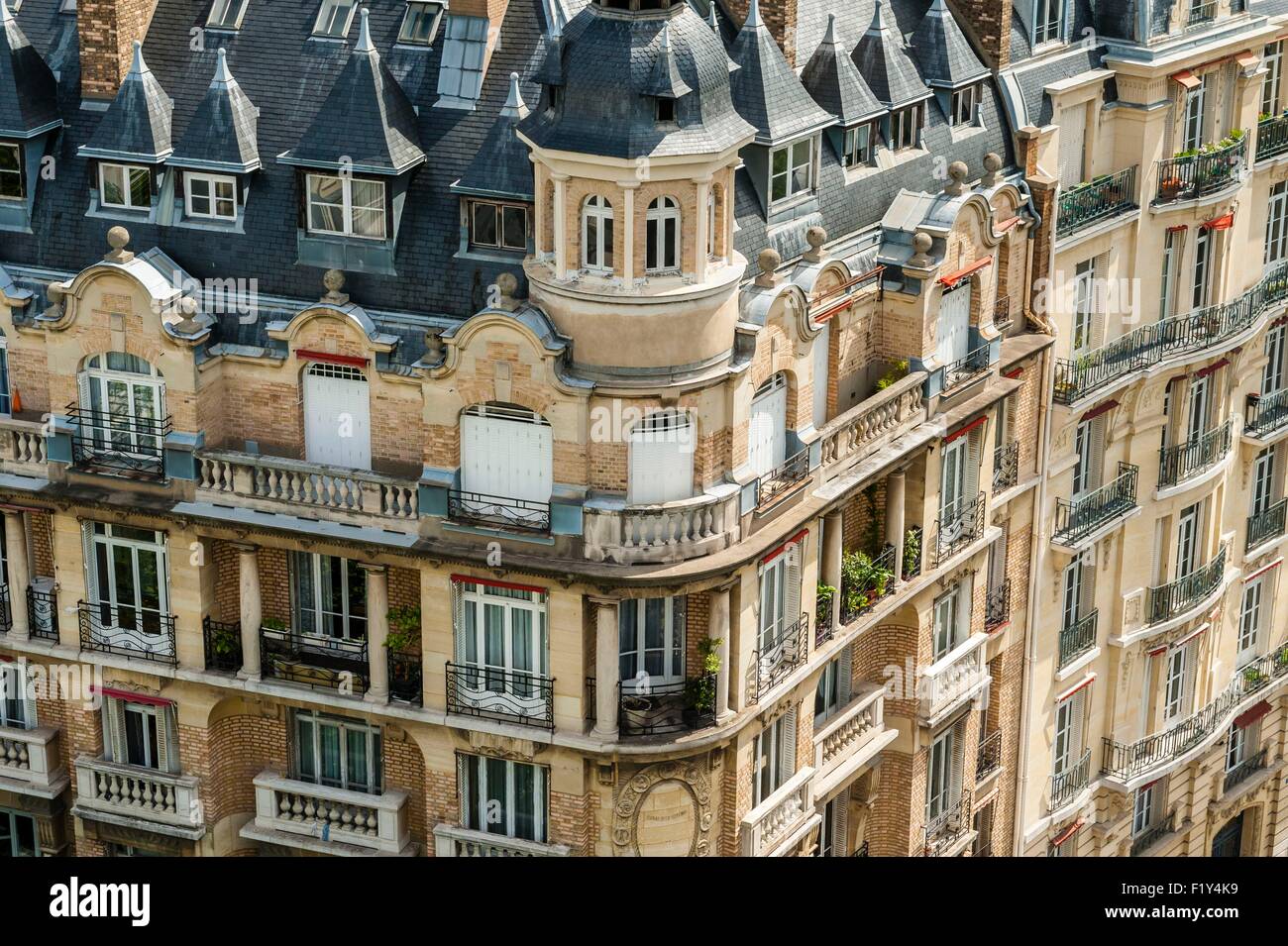 Paris building facade hi-res stock photography and images - Alamy