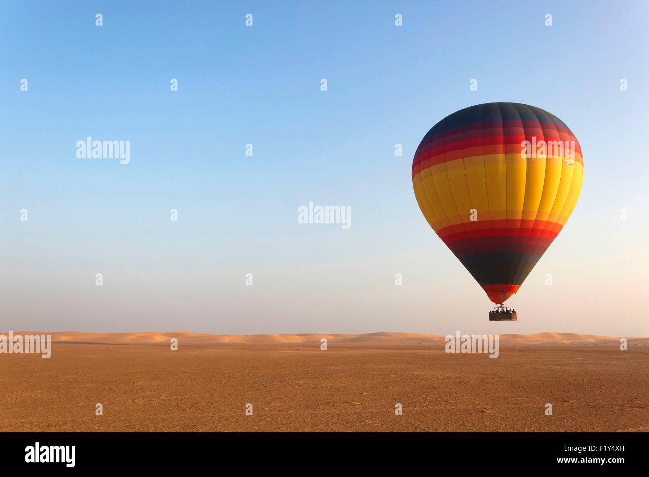 United Arab Emirates, Dubai, hot air balloon flight over the desert ...