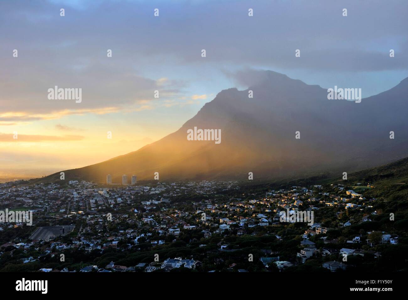 Table mountain mist south africa hi-res stock photography and images ...