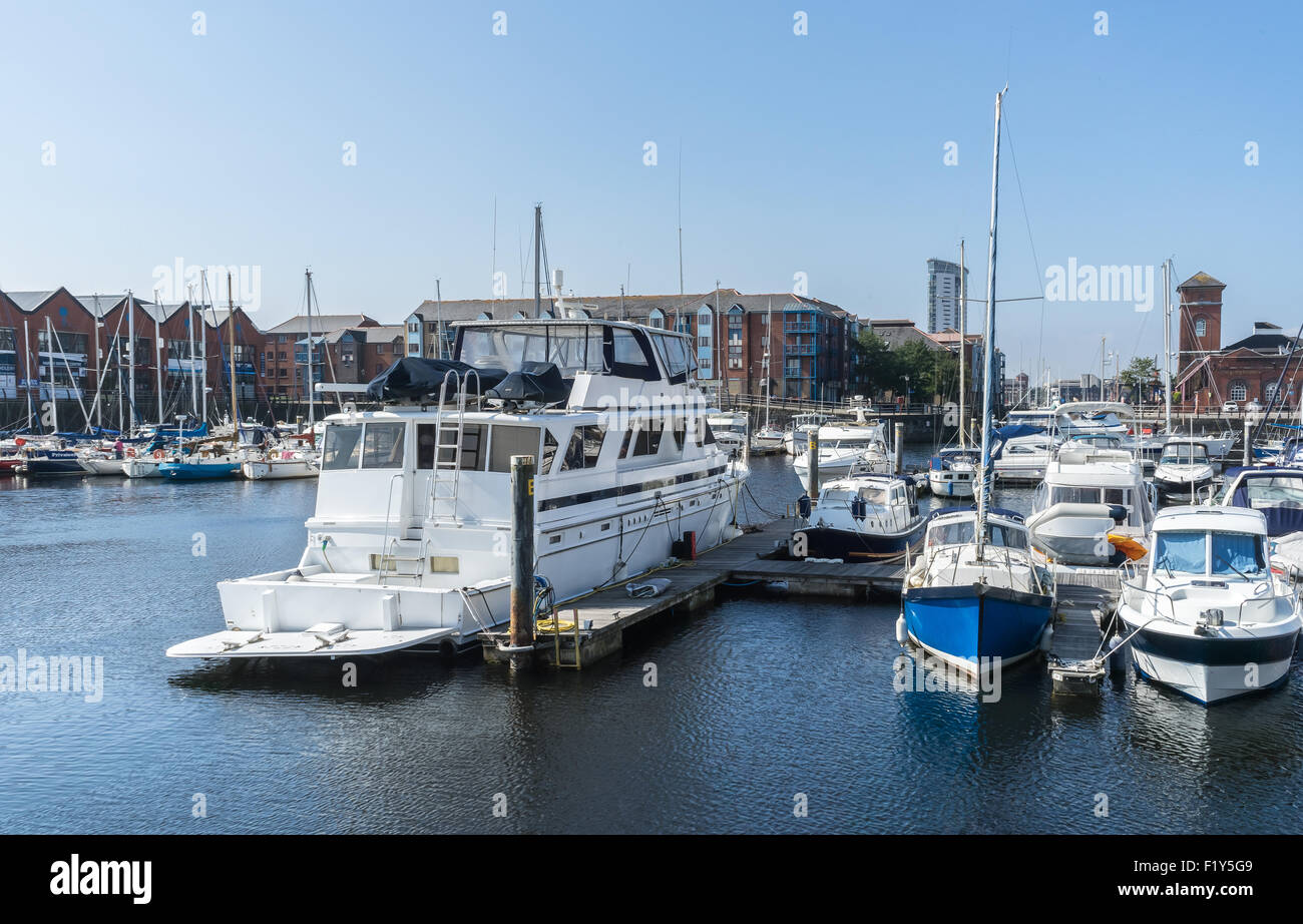 Medium and small boats moored up in marina Stock Photo - Alamy