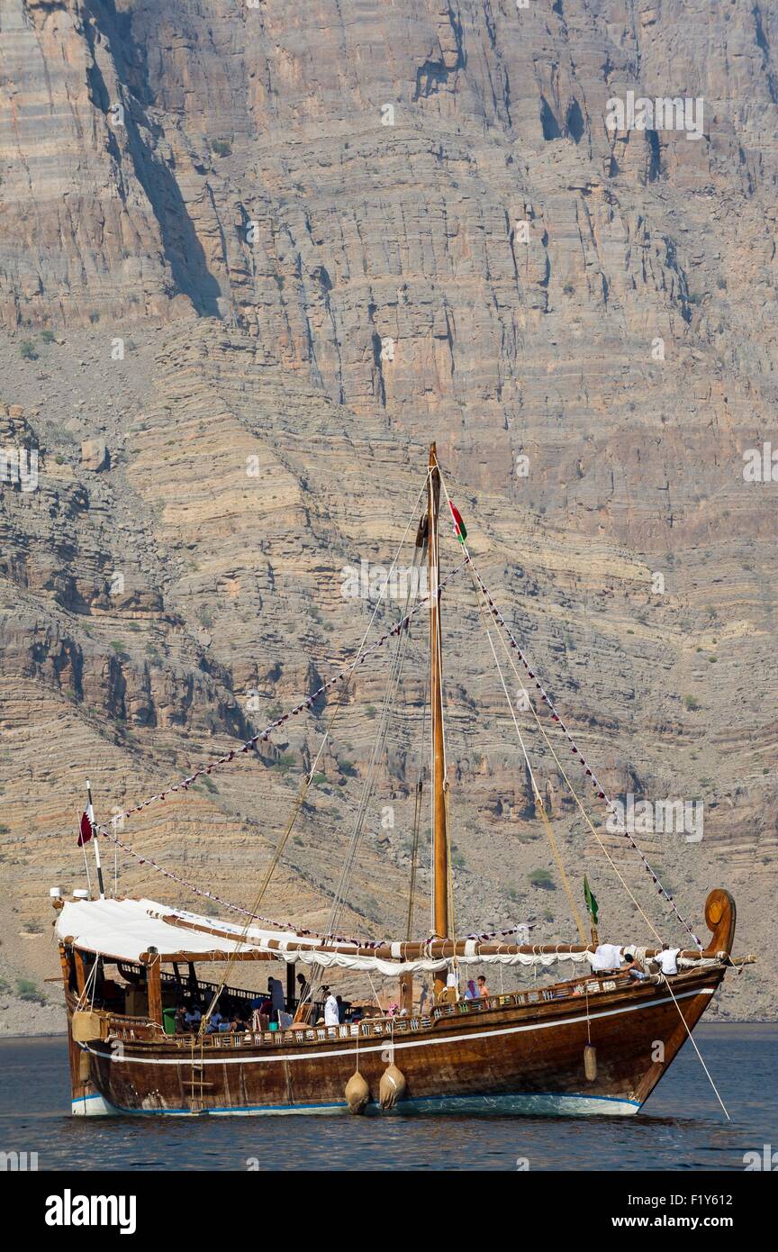Oman, Khasab, Musandam, cruise in the fjords on a dhow, traditional ...